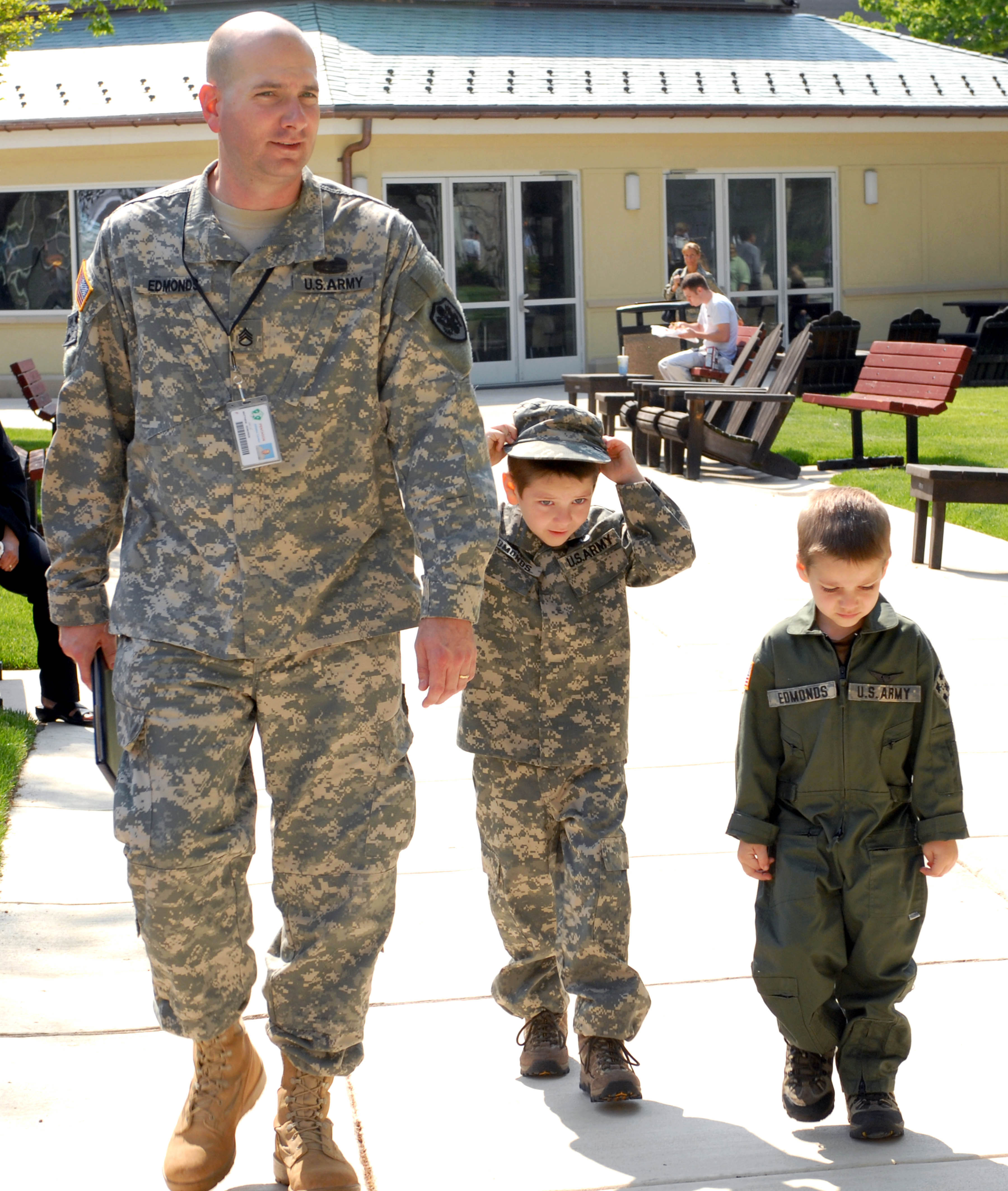 Army Staff Sgt. Matthew Edmonds and his sons, Gatlin, 5, center, and ...
