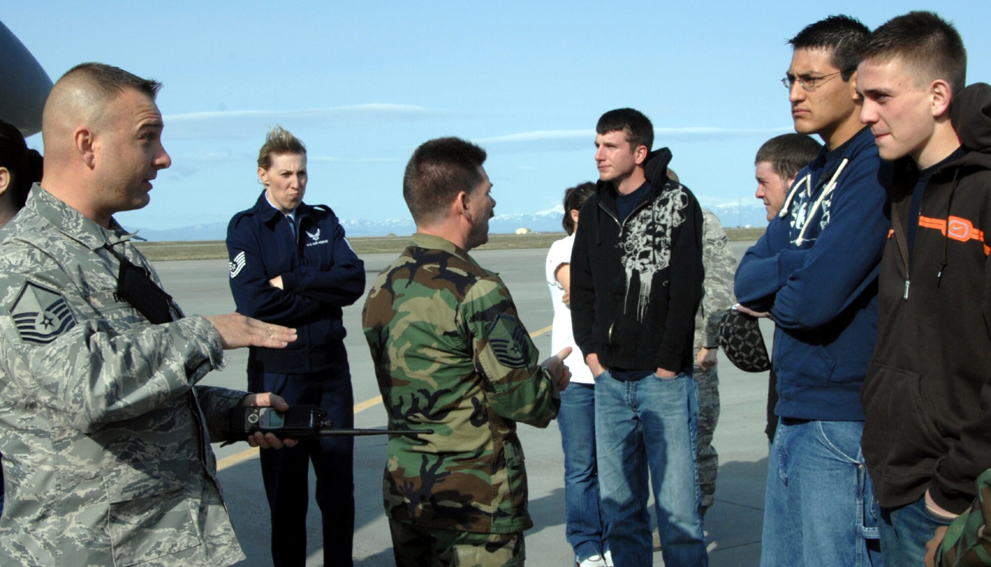 Delayed Entry Program members tour base > Mountain Home Air Force Base ...