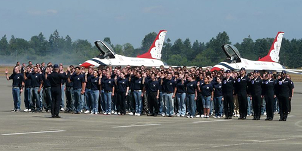 Thunderbirds, recruiters set record for largest swear-in ceremony > Air ...