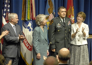 Secretary Gates applauds Gen. Peter Chiarelli.