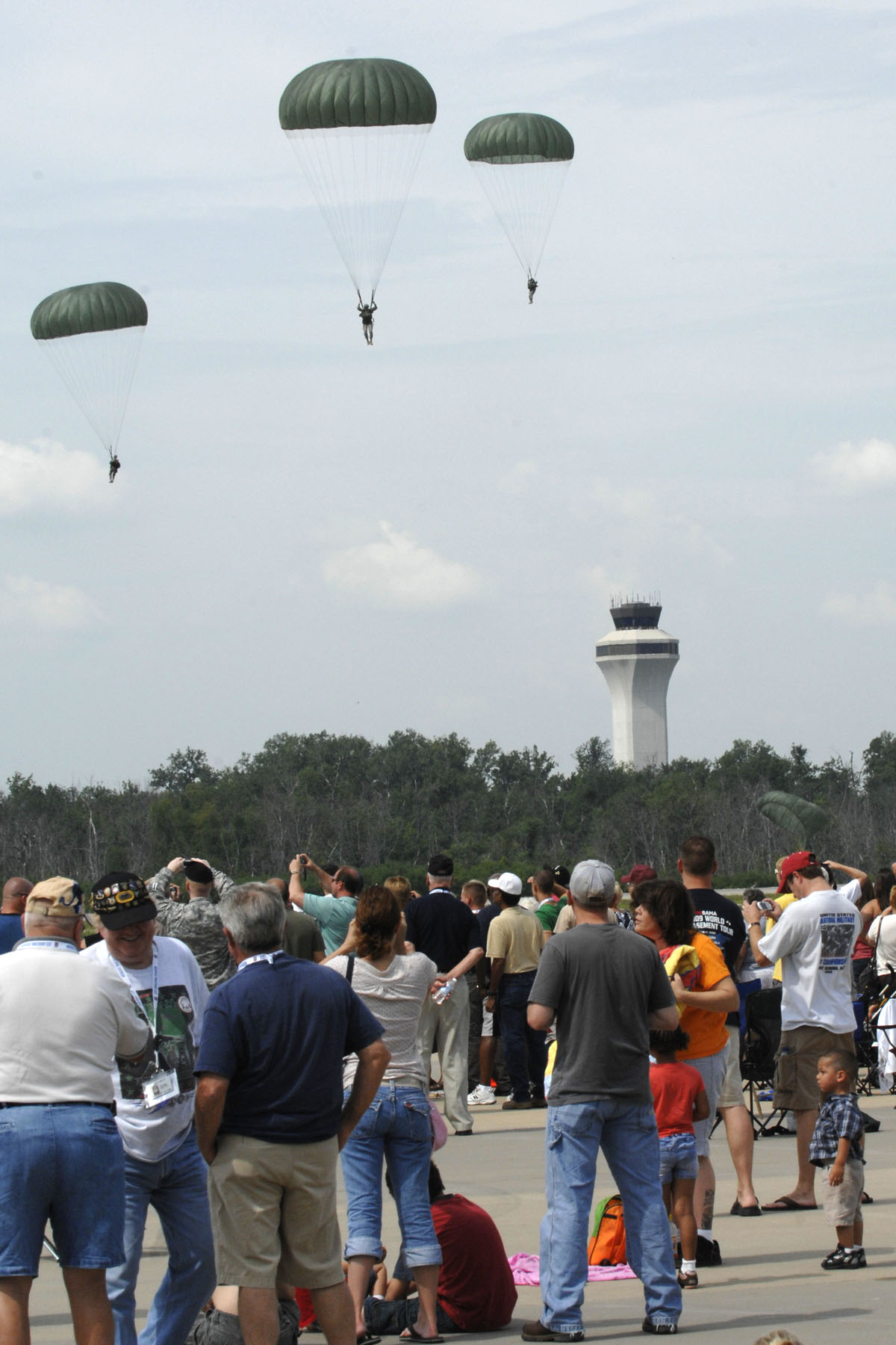 Army 82nd AD jumps right in > Scott Air Force Base > Article Display