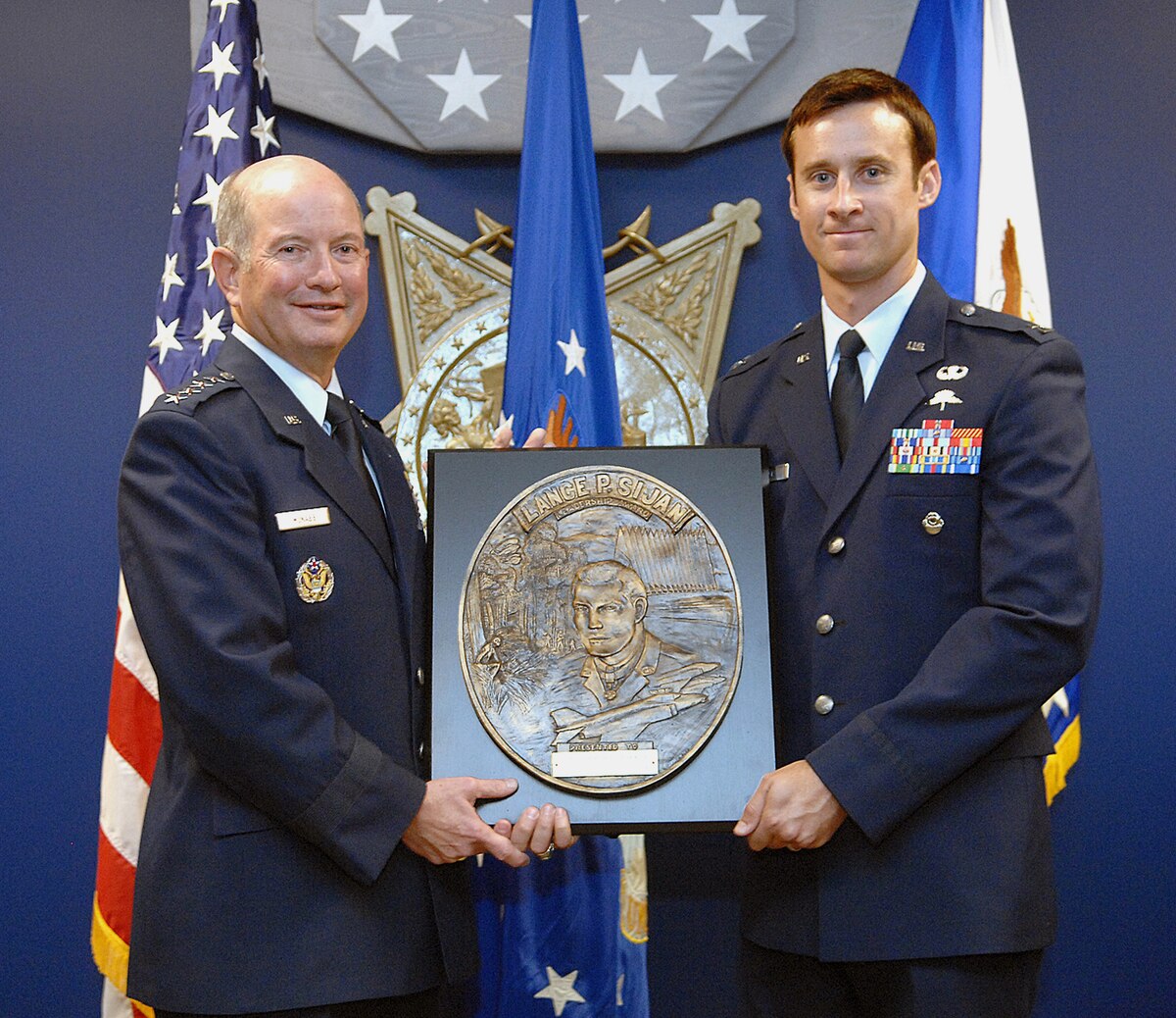 Airmen receive Sijan leadership award > Air Force > Article Display