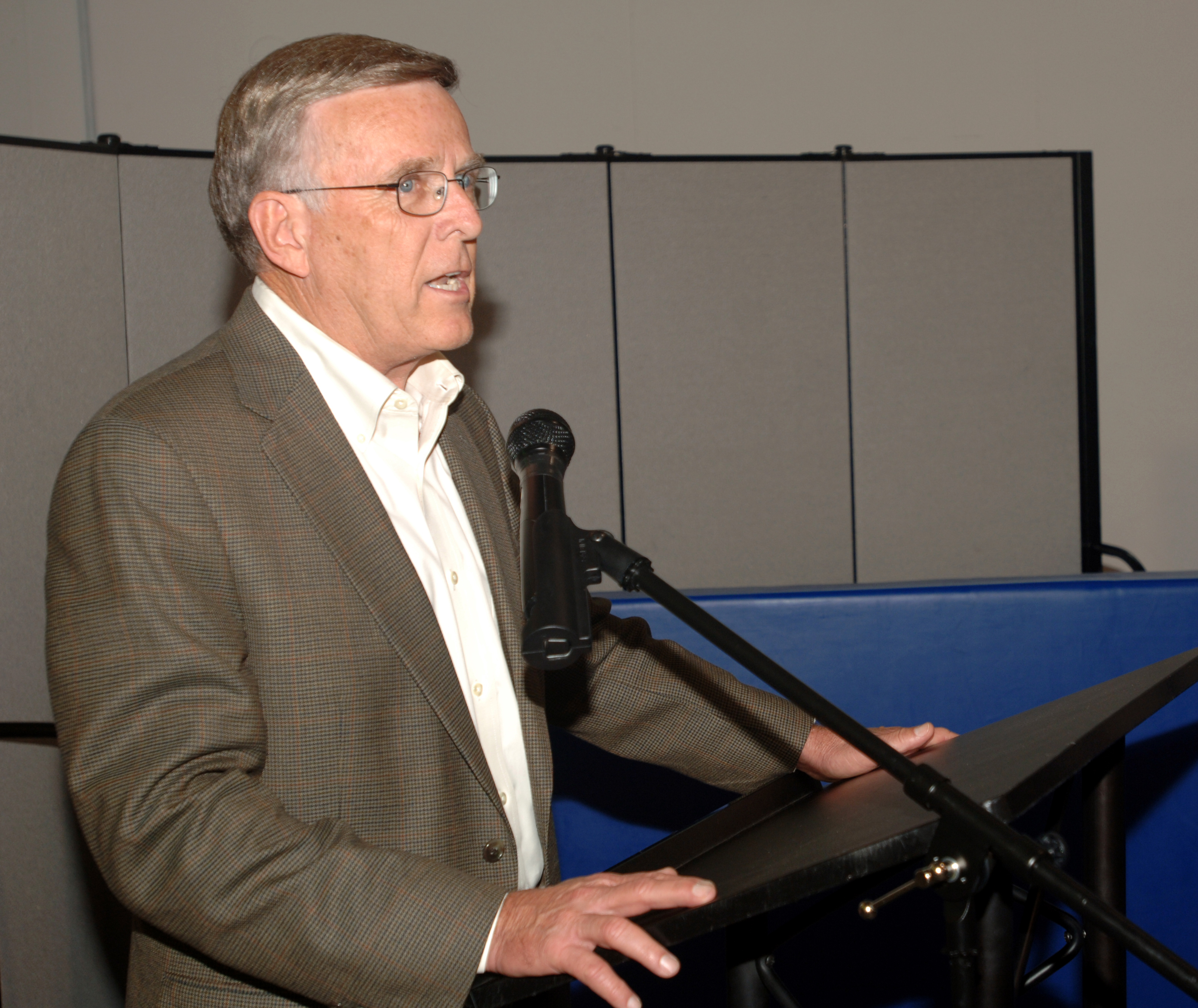 Senator Dorgan visits Warriors of the North > Grand Forks Air Force ...