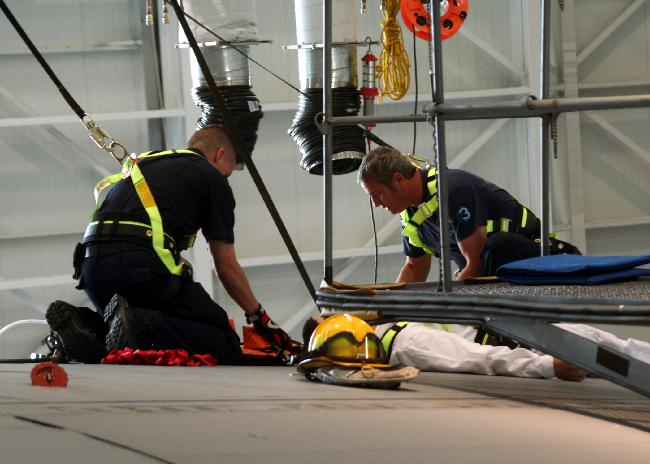 Confined Space Emergency Extraction exercise > 445th Airlift Wing ...