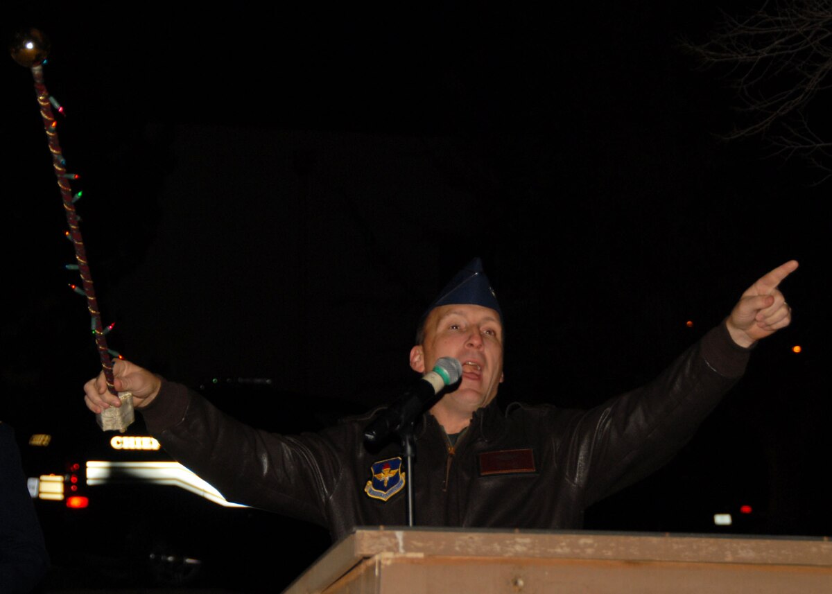 Colonel Allvin lights base Christmas tree > Altus Air Force Base ...