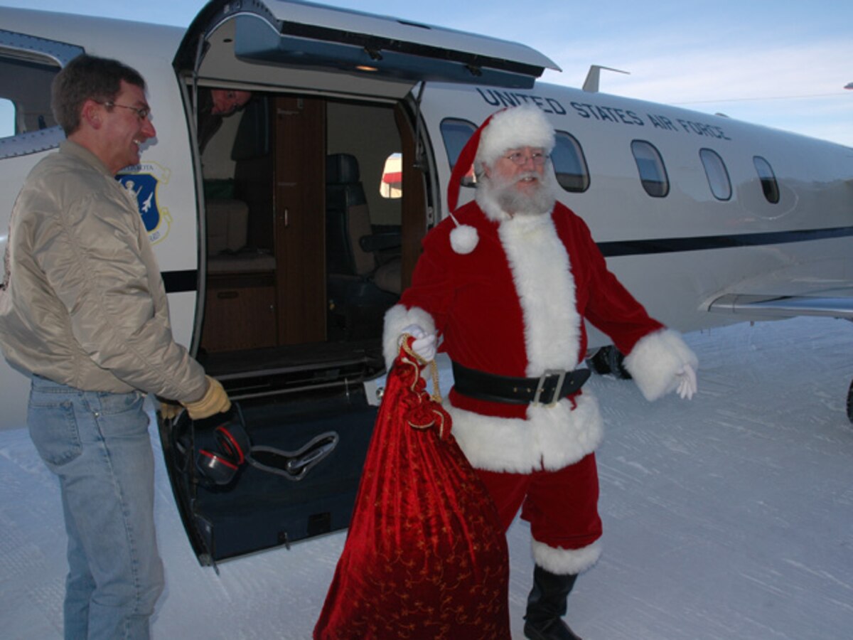 Santa visits the Happy Hooligans > 119th Wing > Article Display