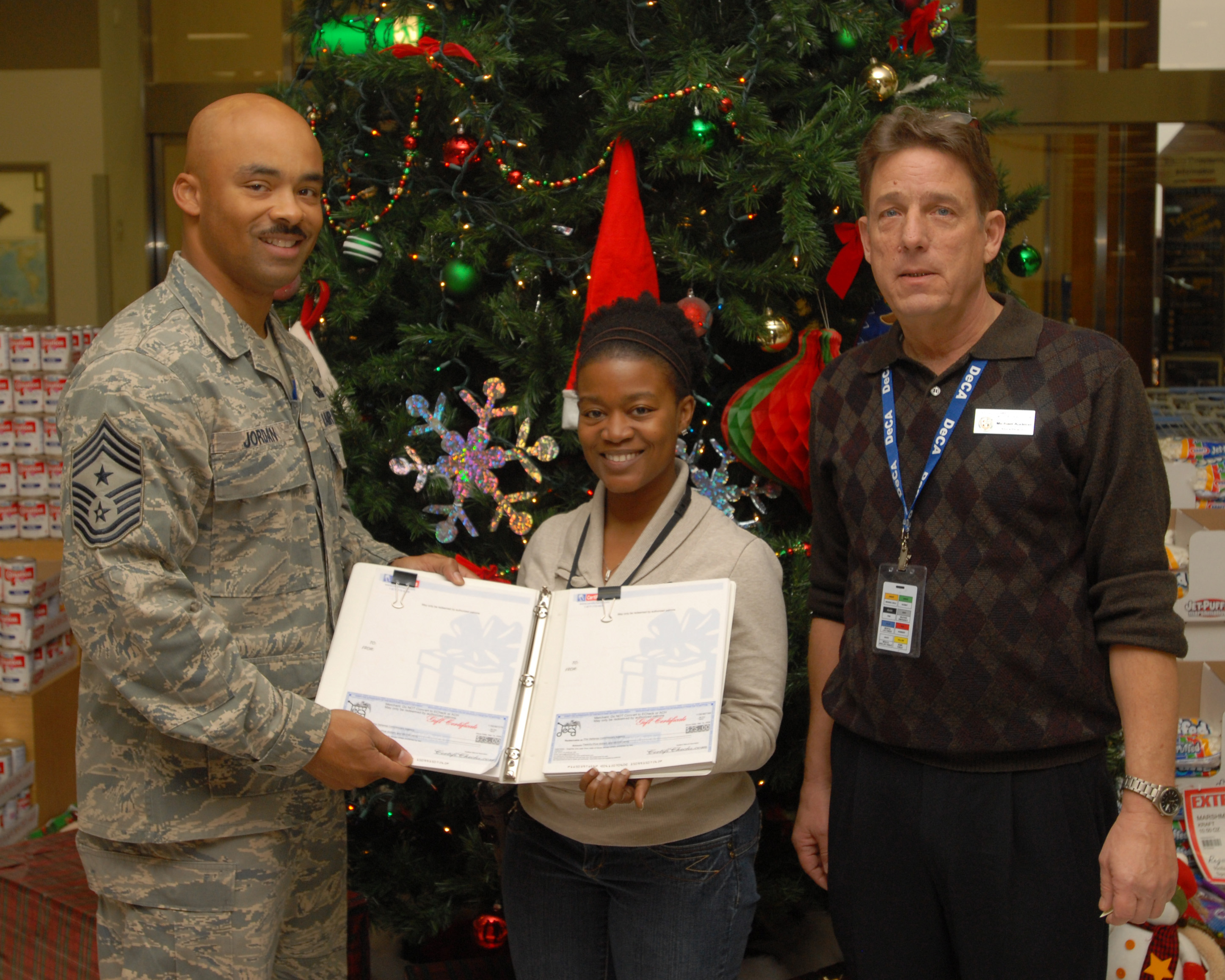 Yokota Commissary donates holiday gift certificates. > Yokota Air Base ...