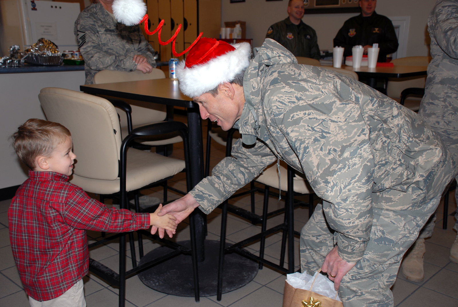 General, Mrs. Schwartz spend Christmas at Creech > Air Force > Article ...