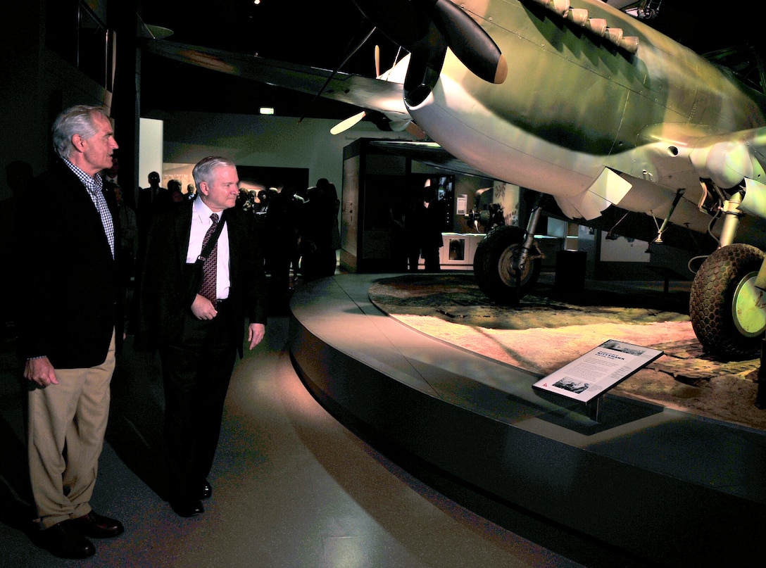 U.S. Defense Secretary Robert M. Gates takes a tour of the Australian ...