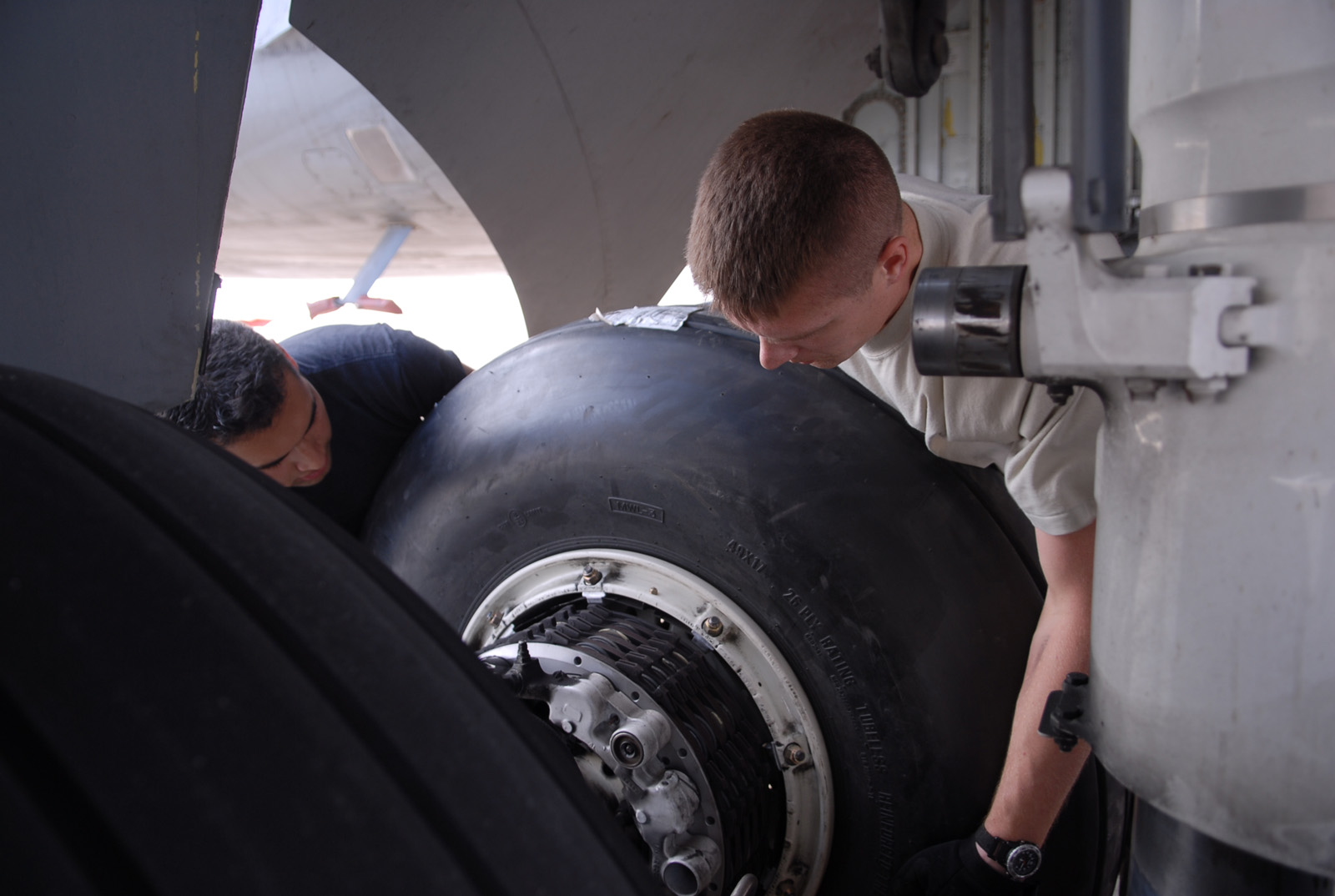 Desert tire change > U.S. Air Forces Central > Article Display