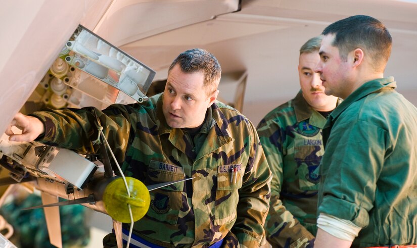 Reserve Airmen train Guardsmen on Raptor > Joint Base Elmendorf ...