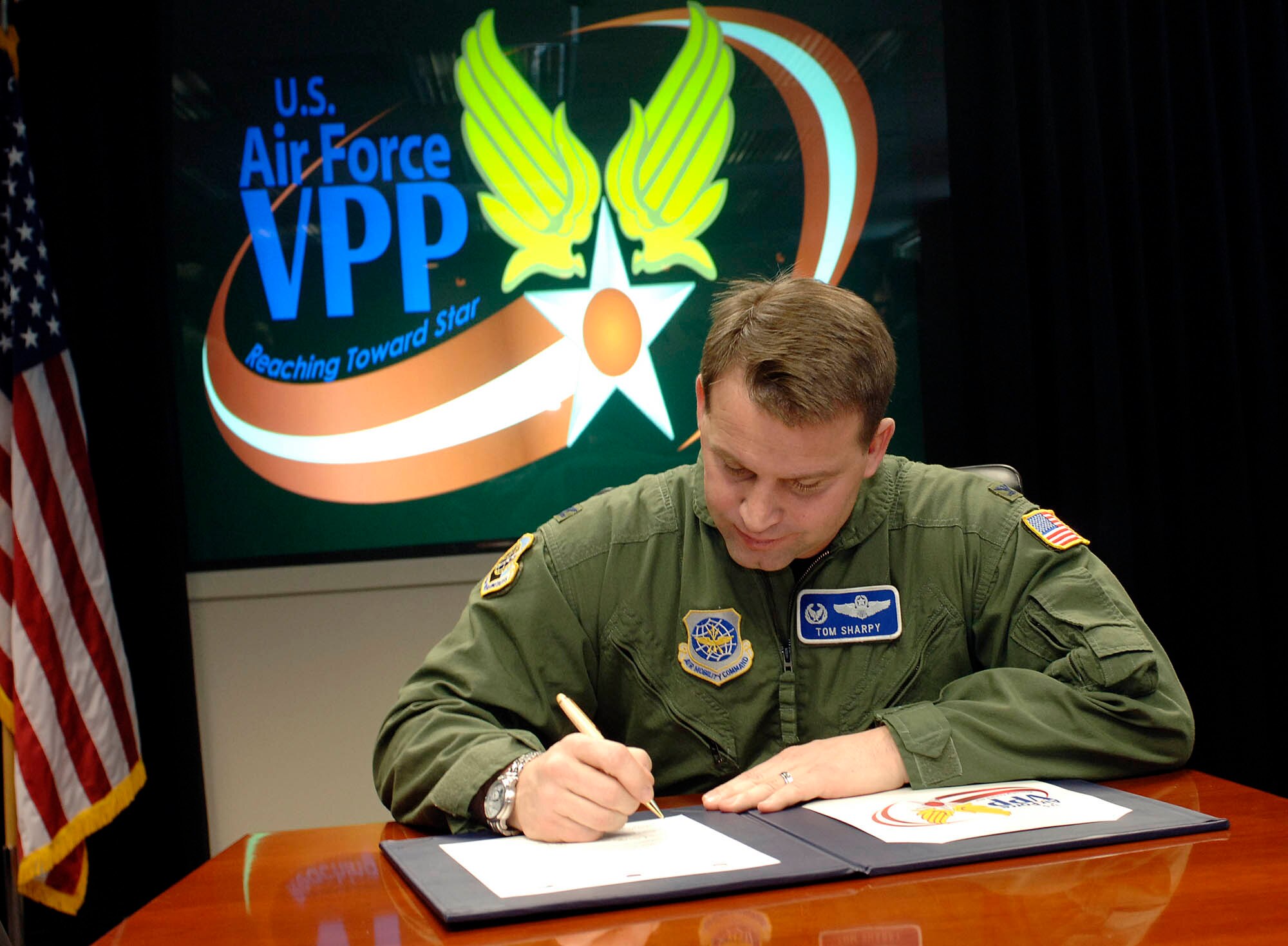 Commanders sign VPP policy > Fairchild Air Force Base > Article Display