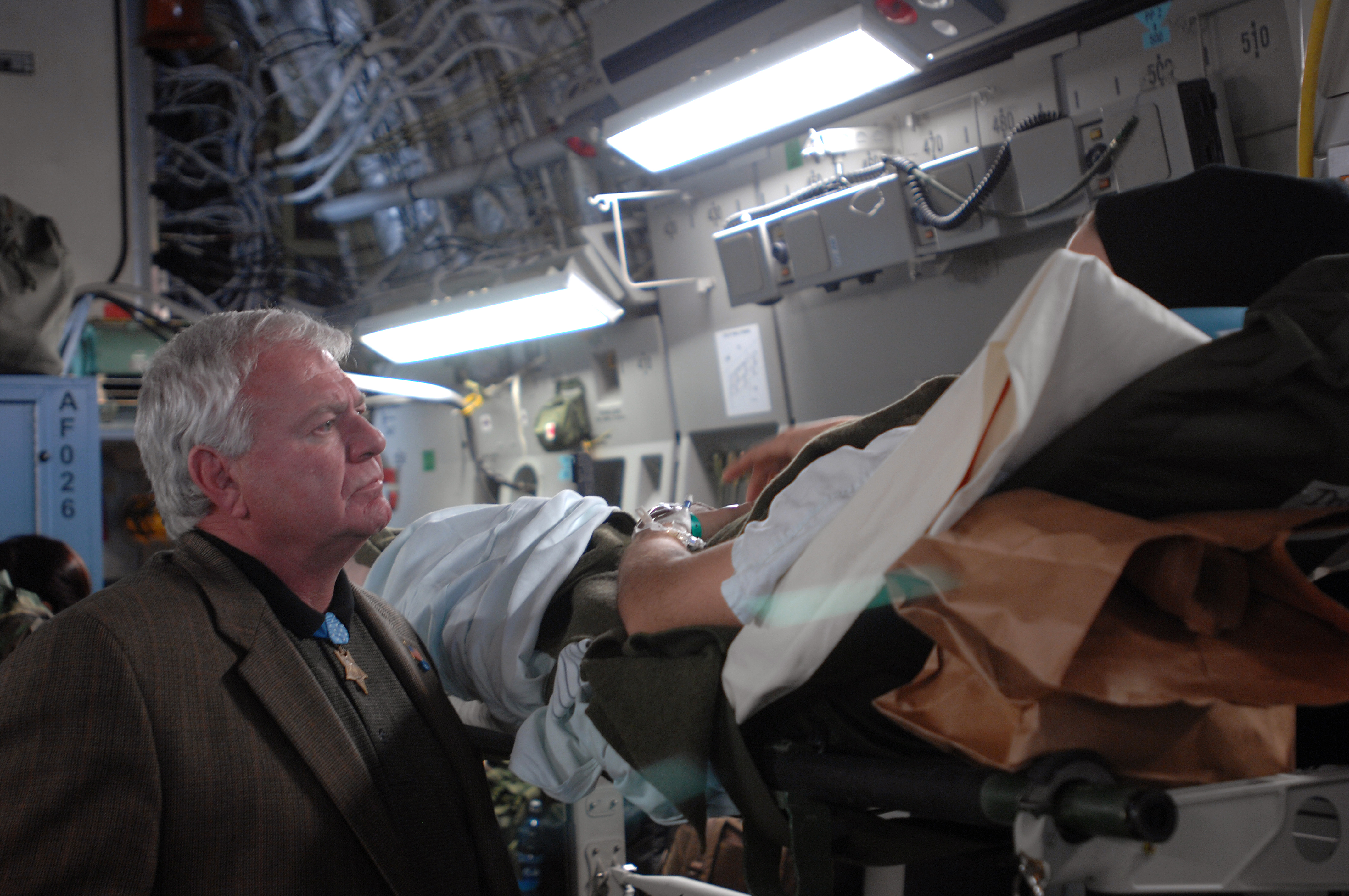 Actors, war heroes visit wounded troops > Air Force > Article Display