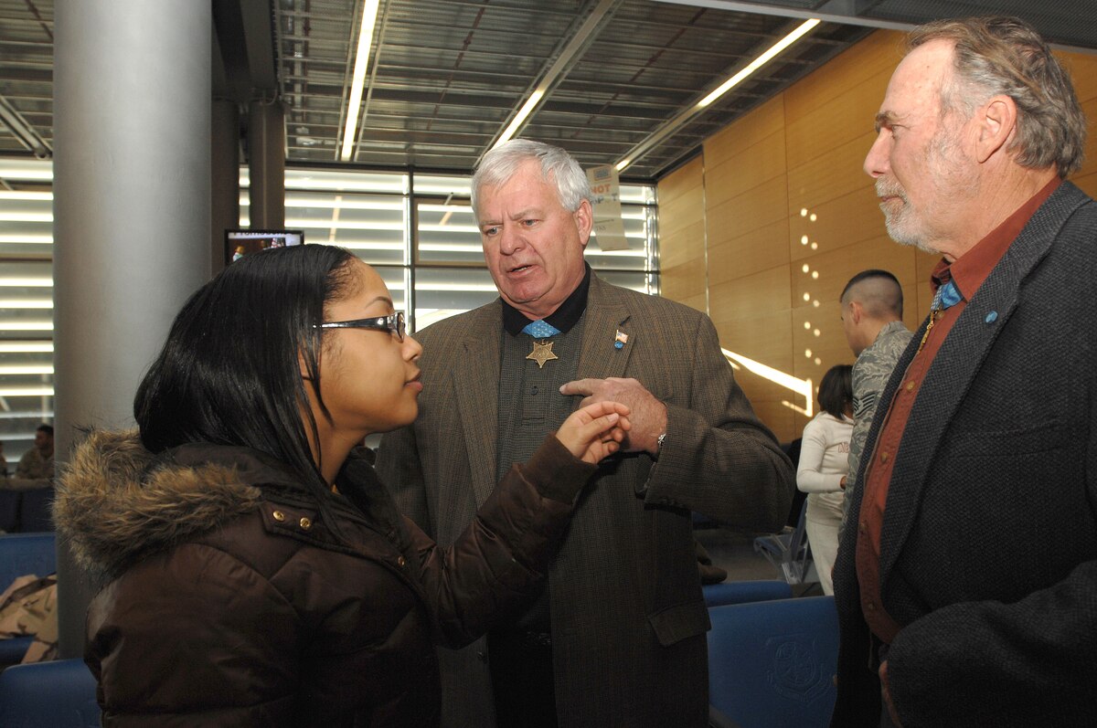 Actors, war heroes visit wounded troops > Air Force > Article Display