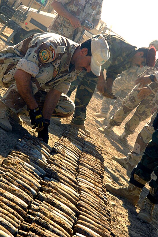 Iraqi army soldiers assigned to the 8th Iraqi Army E.O.D. team make ...