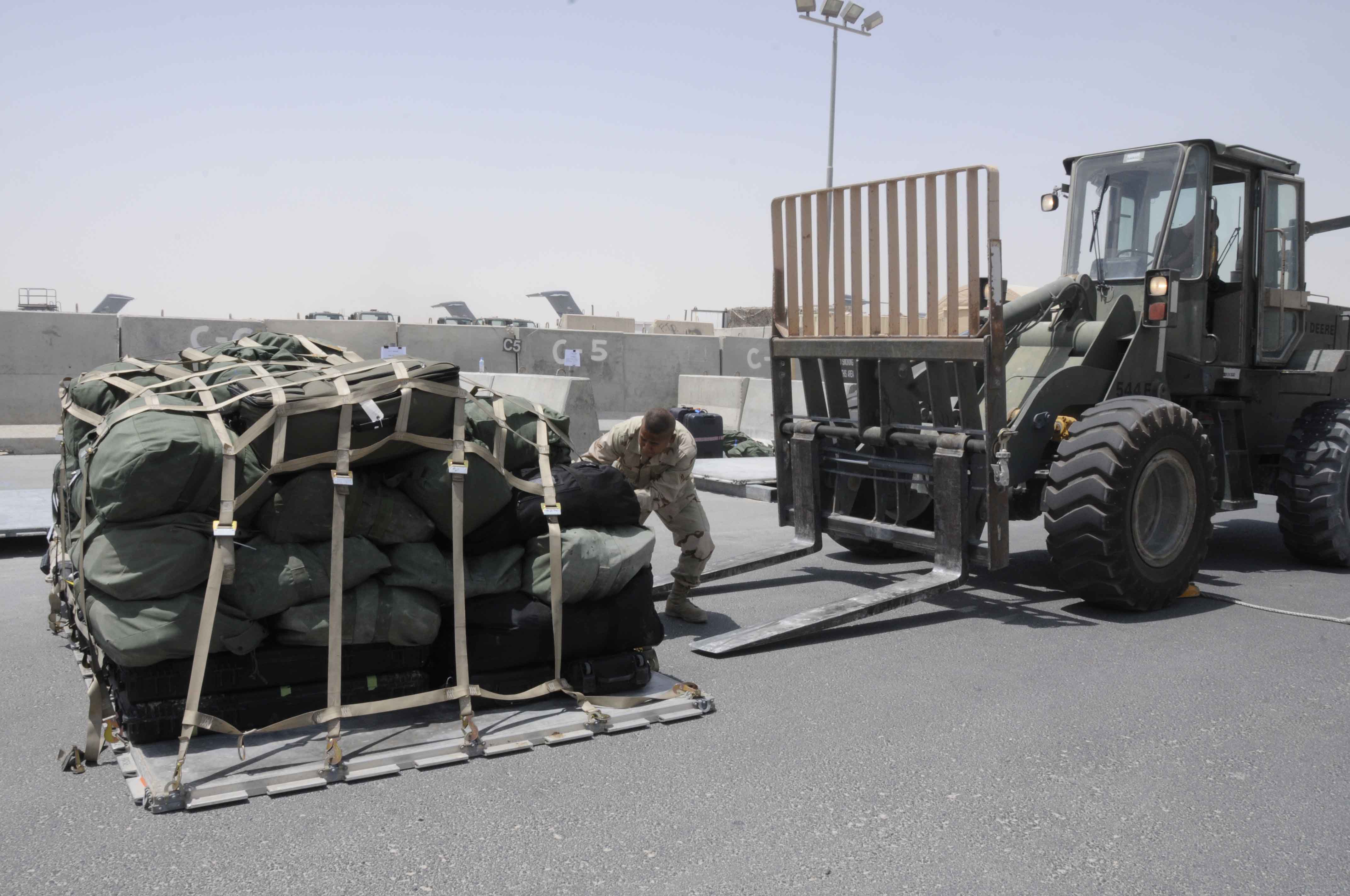 8 EAMS Invaluable to movement of personnel, cargo > U.S. Air Forces ...