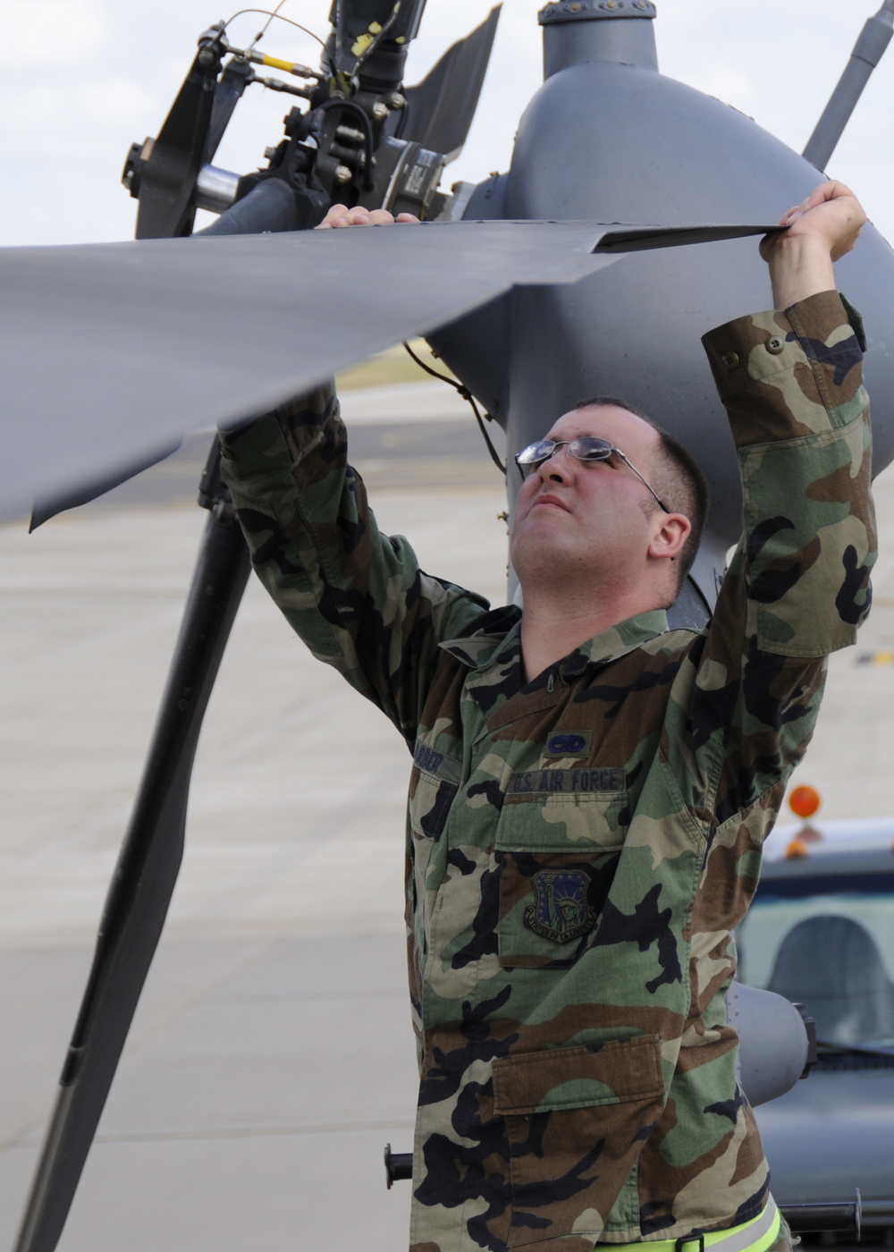 HH-60 crew chiefs maintain 56 RQS readiness > Royal Air Force ...