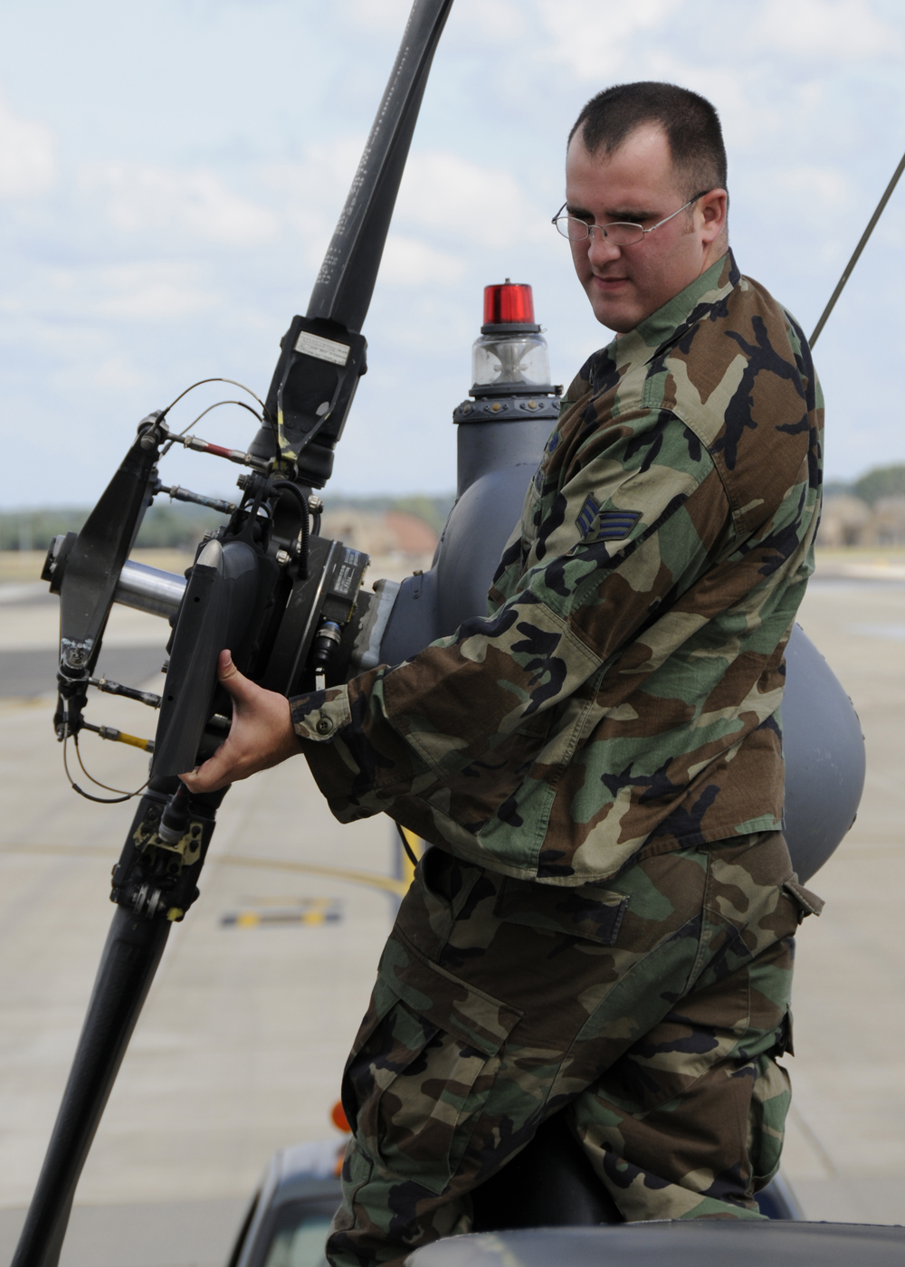 HH-60 crew chiefs maintain 56 RQS readiness > Royal Air Force ...