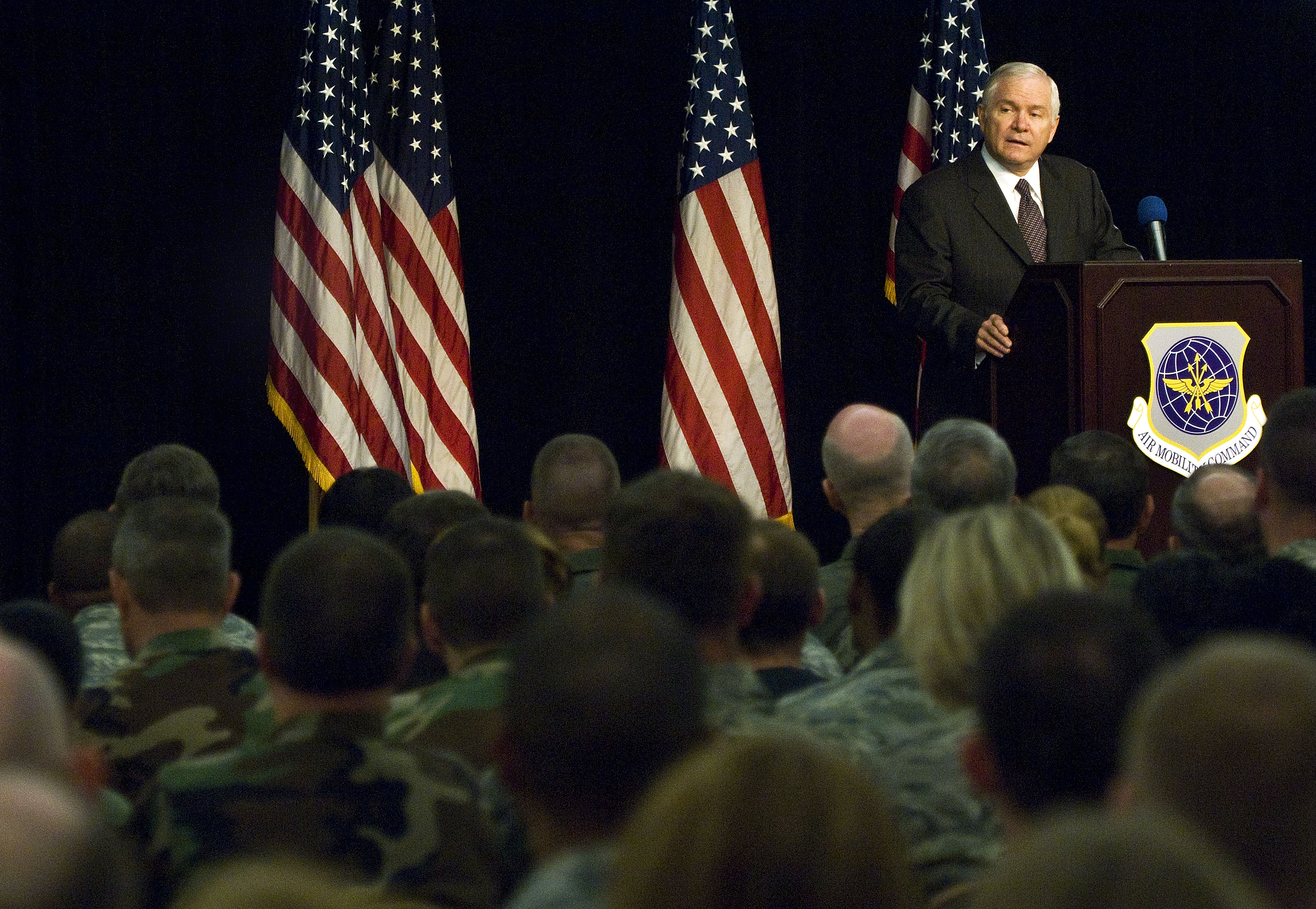 U.S. Defense Secretary Robert M. Gates talks to Air Mobility Command ...