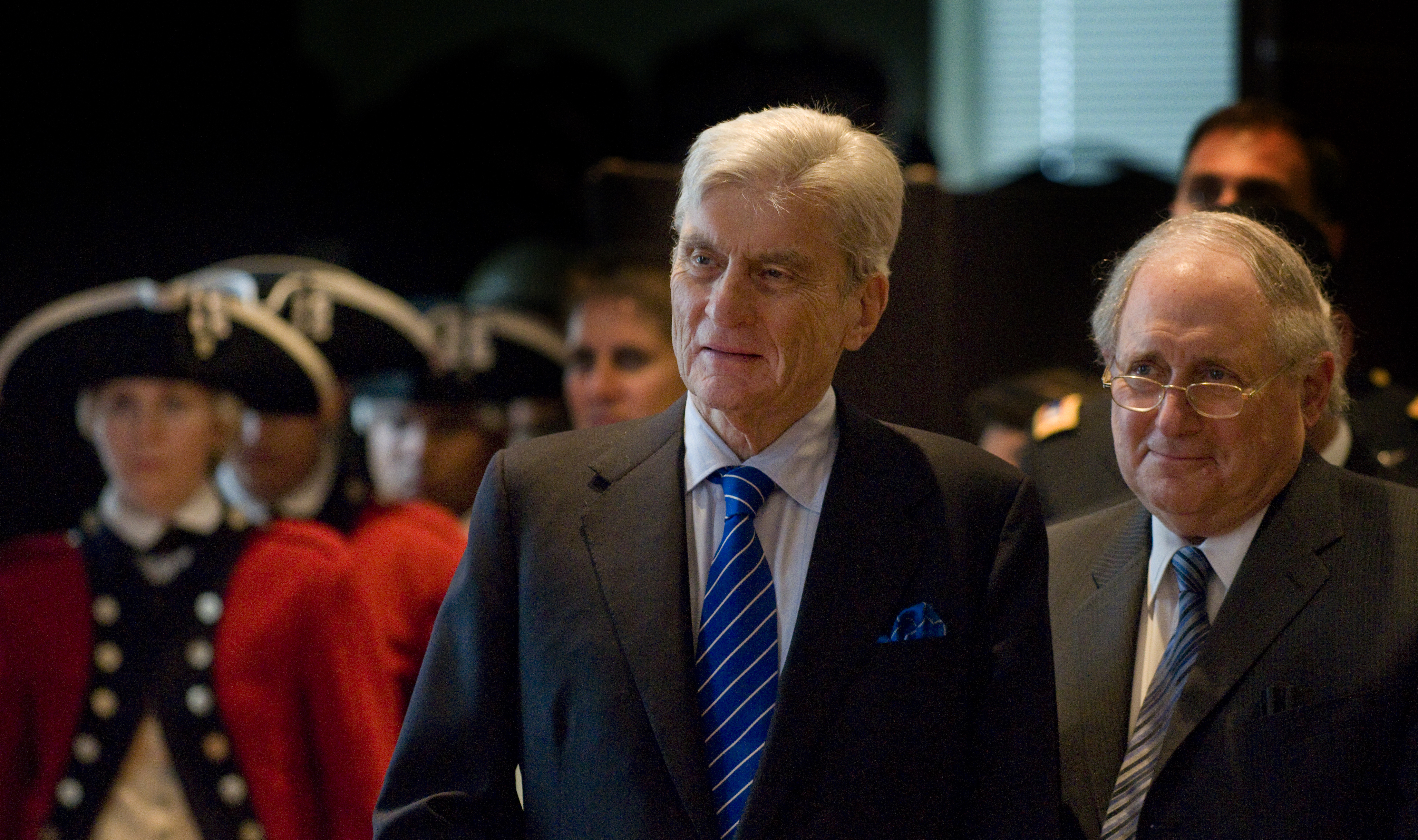 U.S. Senators John Warner of Virginia and Carl Levin of Michigan listen ...