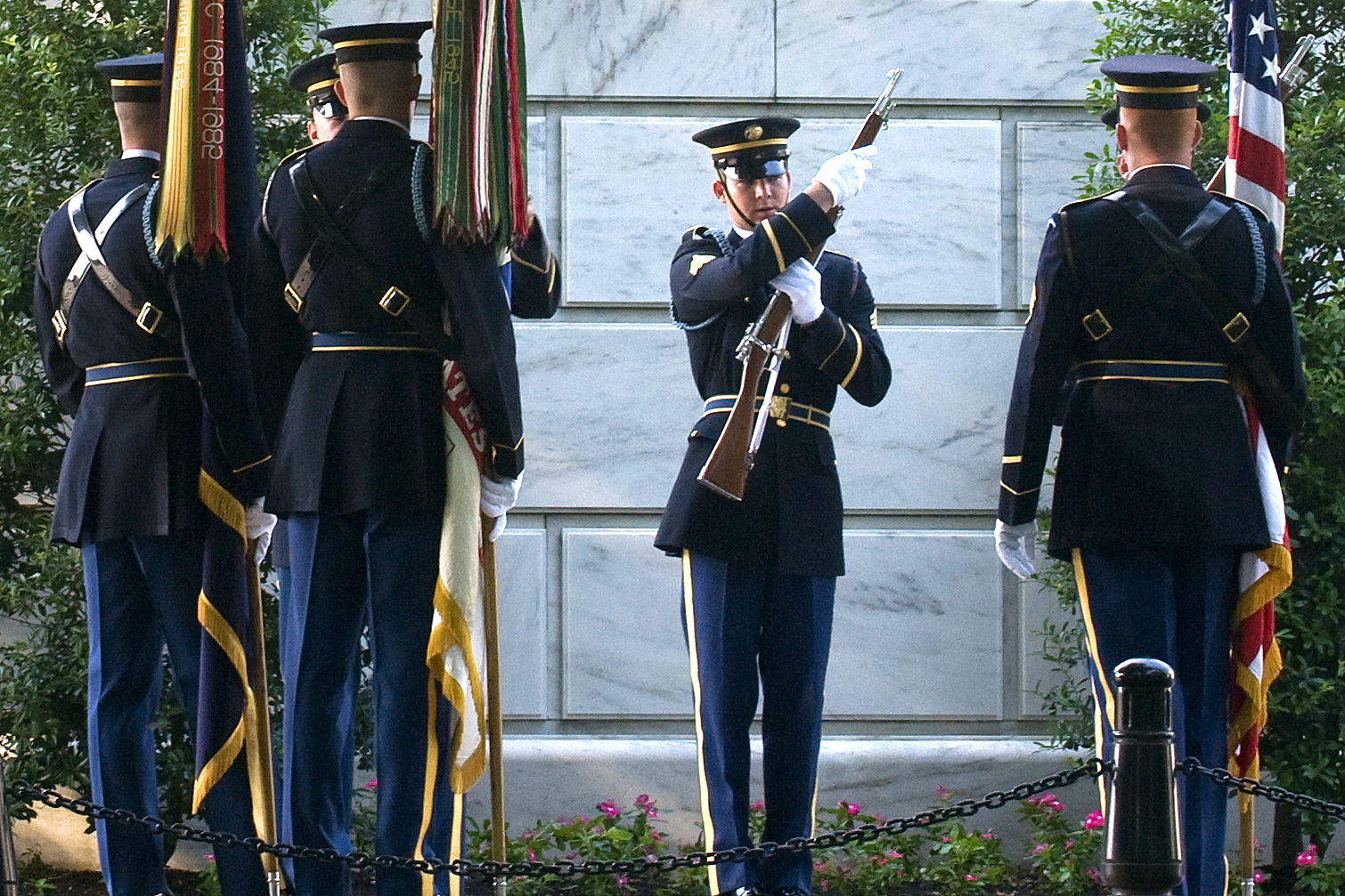 Soldiers of the Army's 3rd U.S. Infantry Regiment, "The Old Guard ...