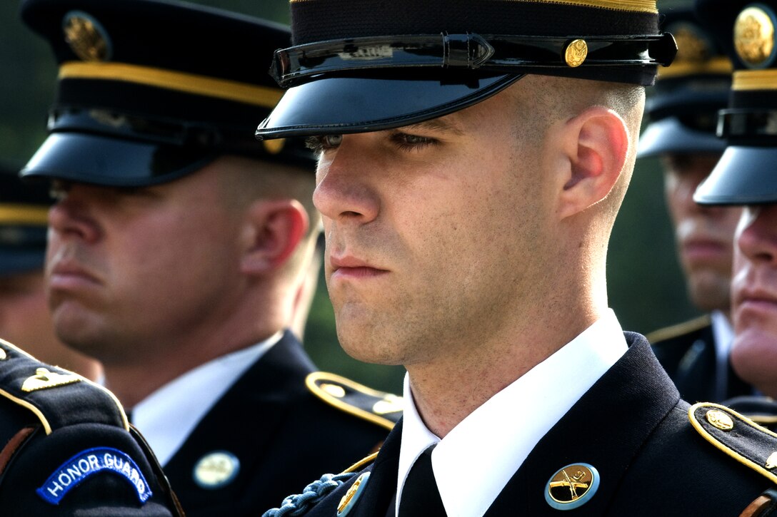 Soldiers assigned to the 3rd U.S. Infantry Regiment, "The Old Guard ...