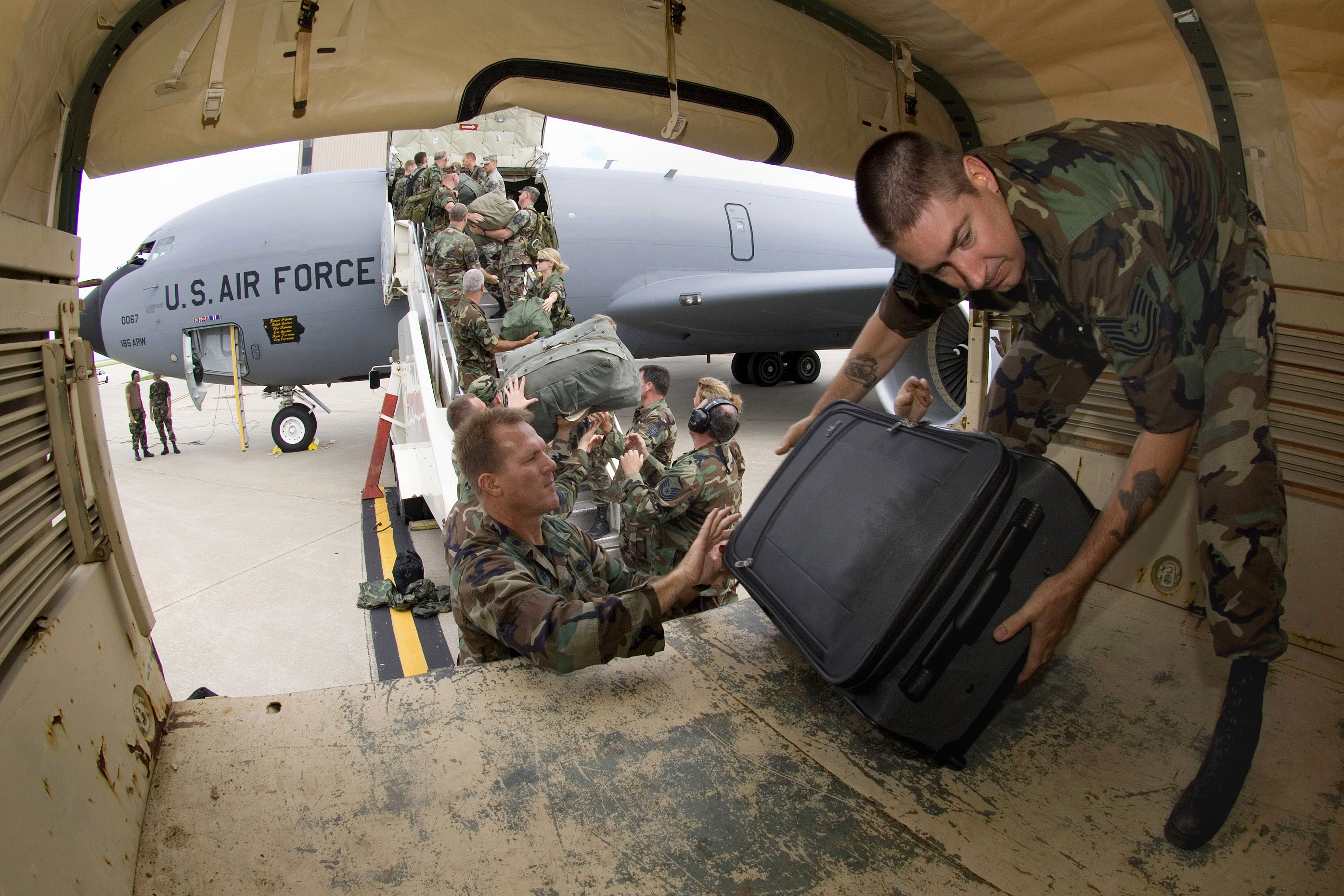 Members of the Iowa Air National Guard's 185th Air Refueling Wing ...