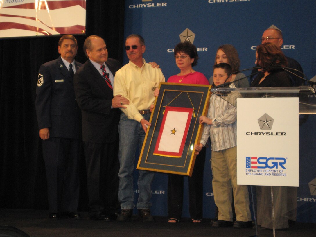 The family of fallen Army Master Sgt. William Balinski accepts a Gold ...