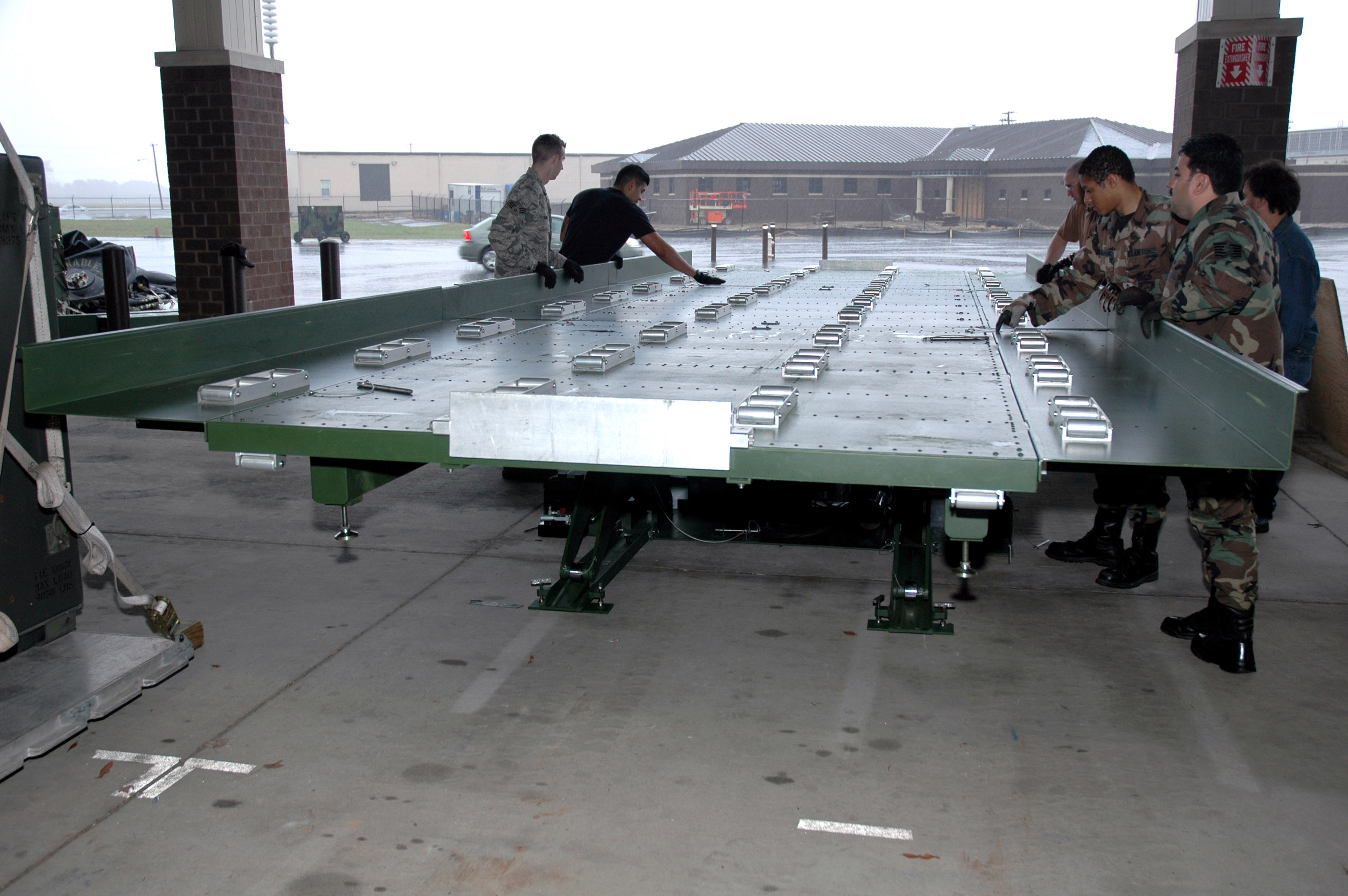 New hydraulic lift aims to boost contingency capabilities > Air Force ...