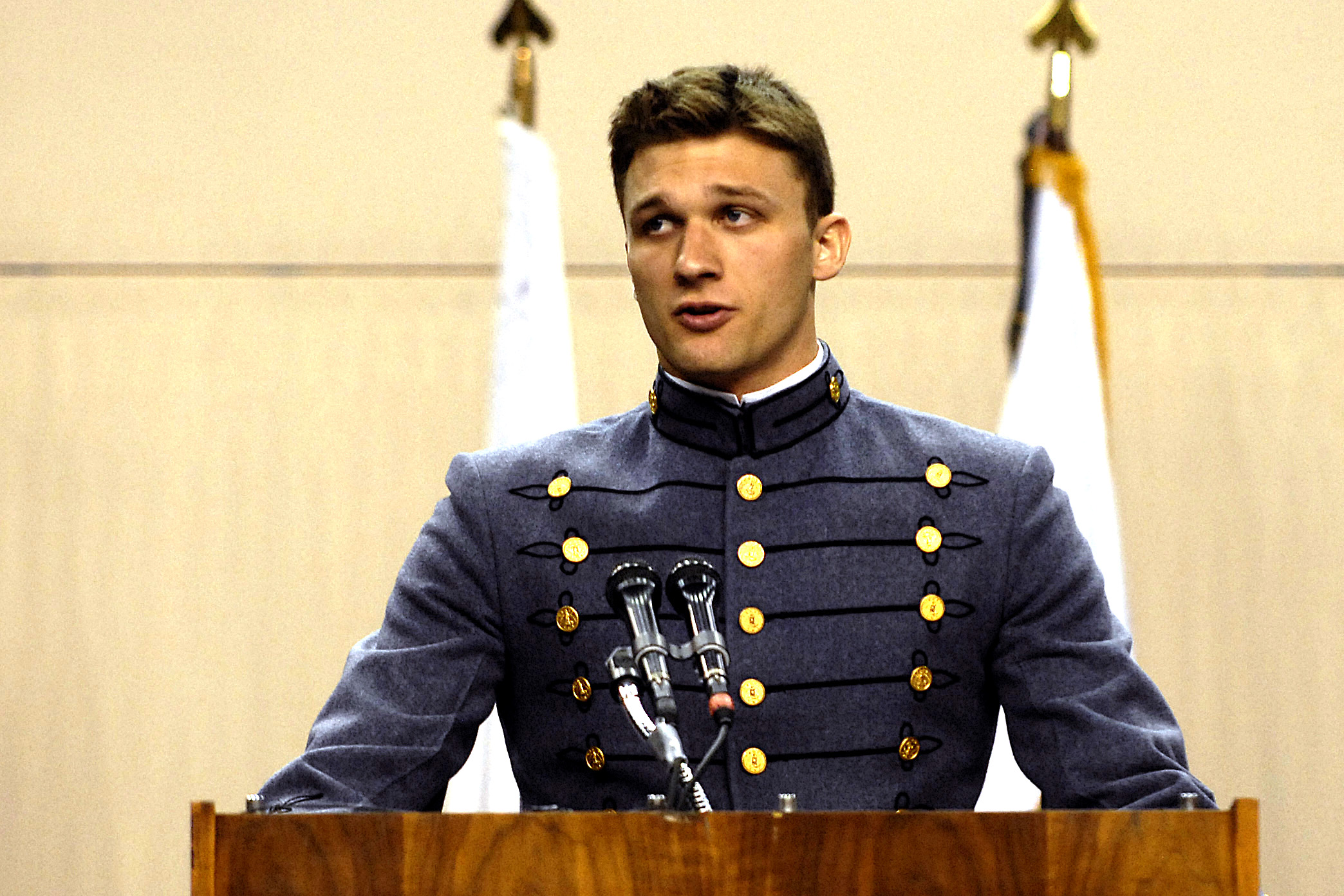 Class President Jason Webb of Bowie, Md., introduces Defense Secretary ...