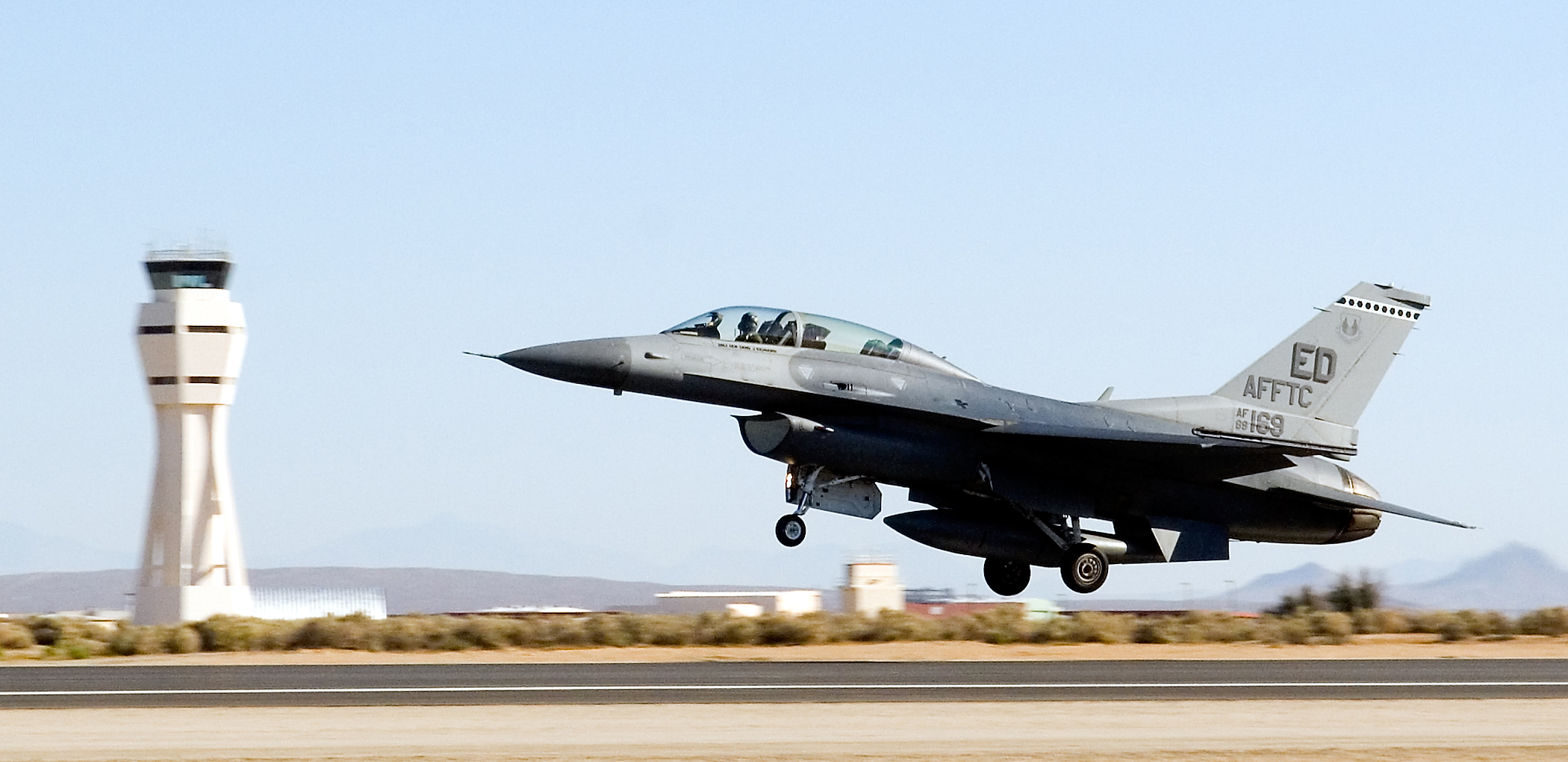 First flight marks temporary runway operational use > Edwards Air Force ...