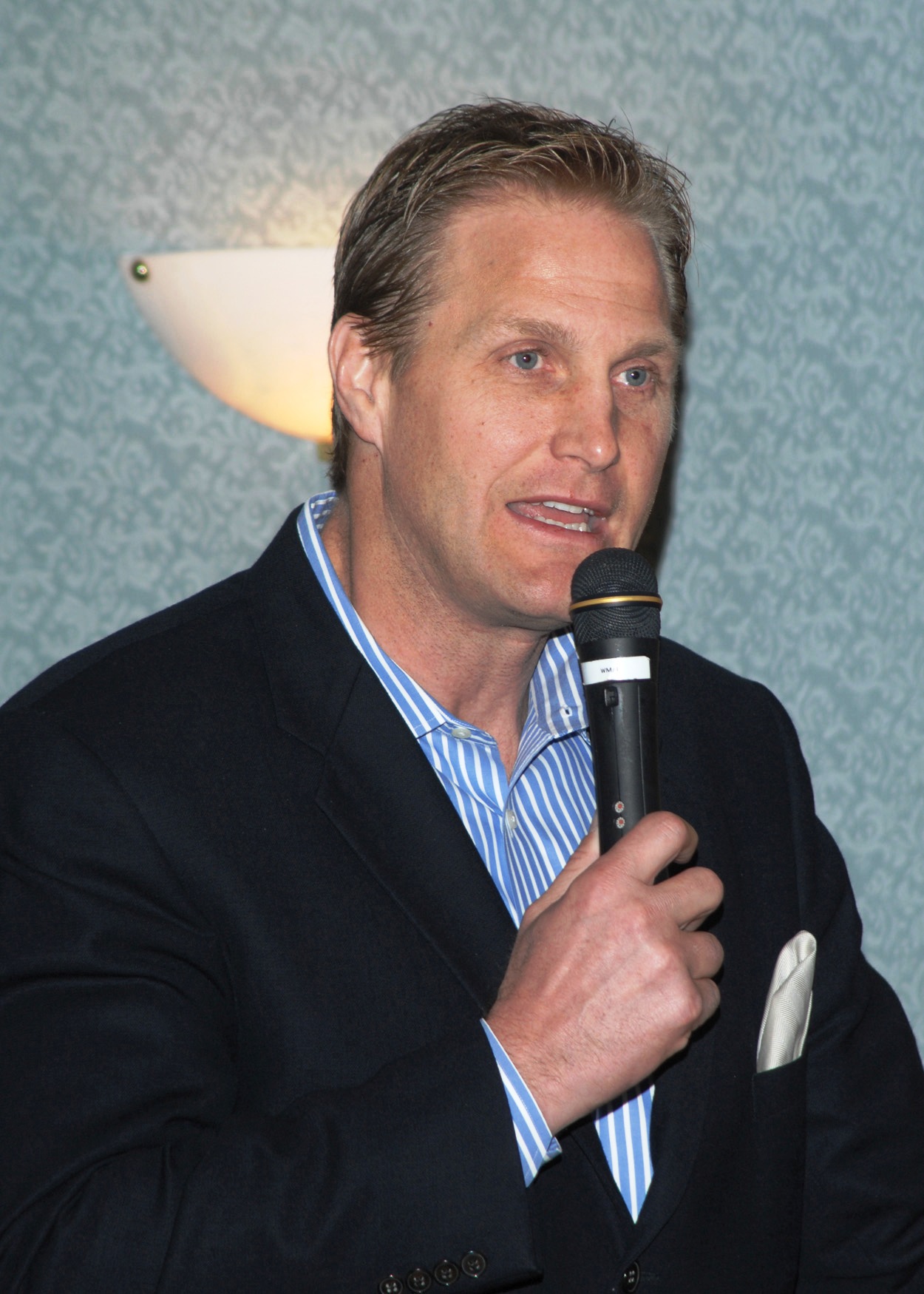 U.S. Air Force Academy graduate and Gulf War veteran Chad Hennings went ...