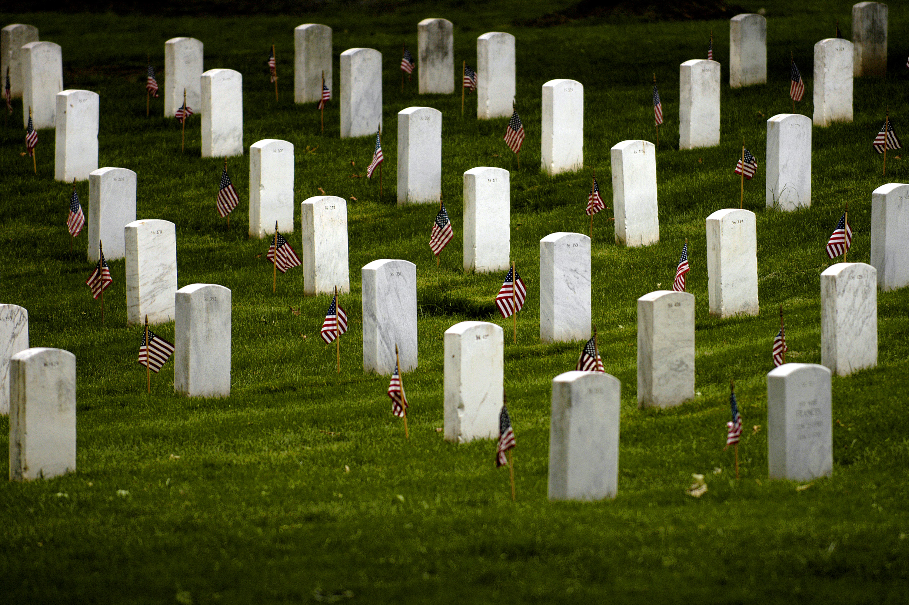 Arlington 'Flags In' tribute begins Memorial Day commemoration