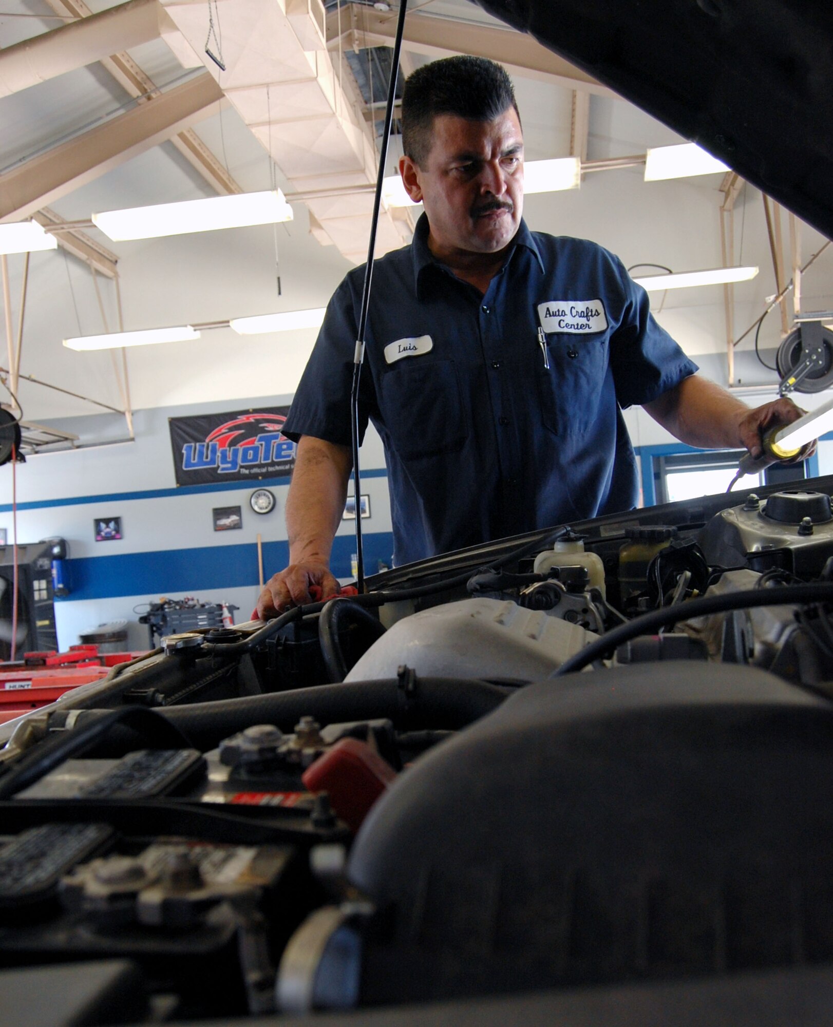 PHOTO OF THE WEEK: Luis Jimenez helps base with car trouble > Laughlin ...