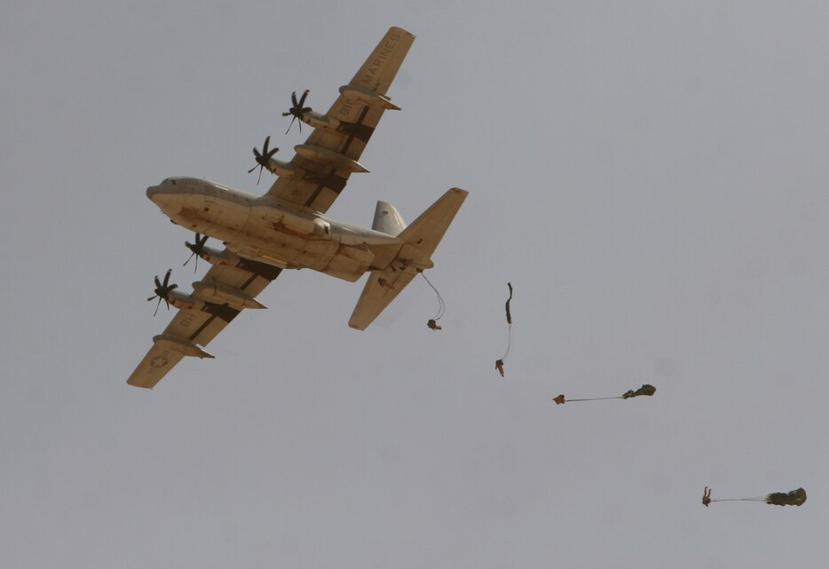 Marines resupply Al Qaim during air-drop mission > 1st Marine Logistics ...