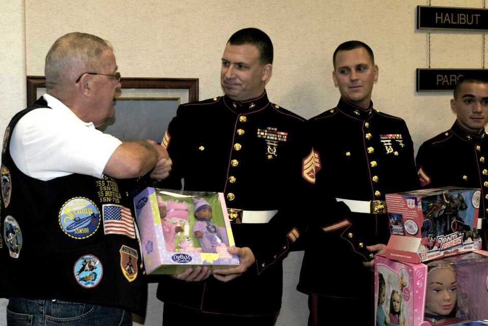 Submarine vets collect, donate to Toys for Tots > United States Marine ...