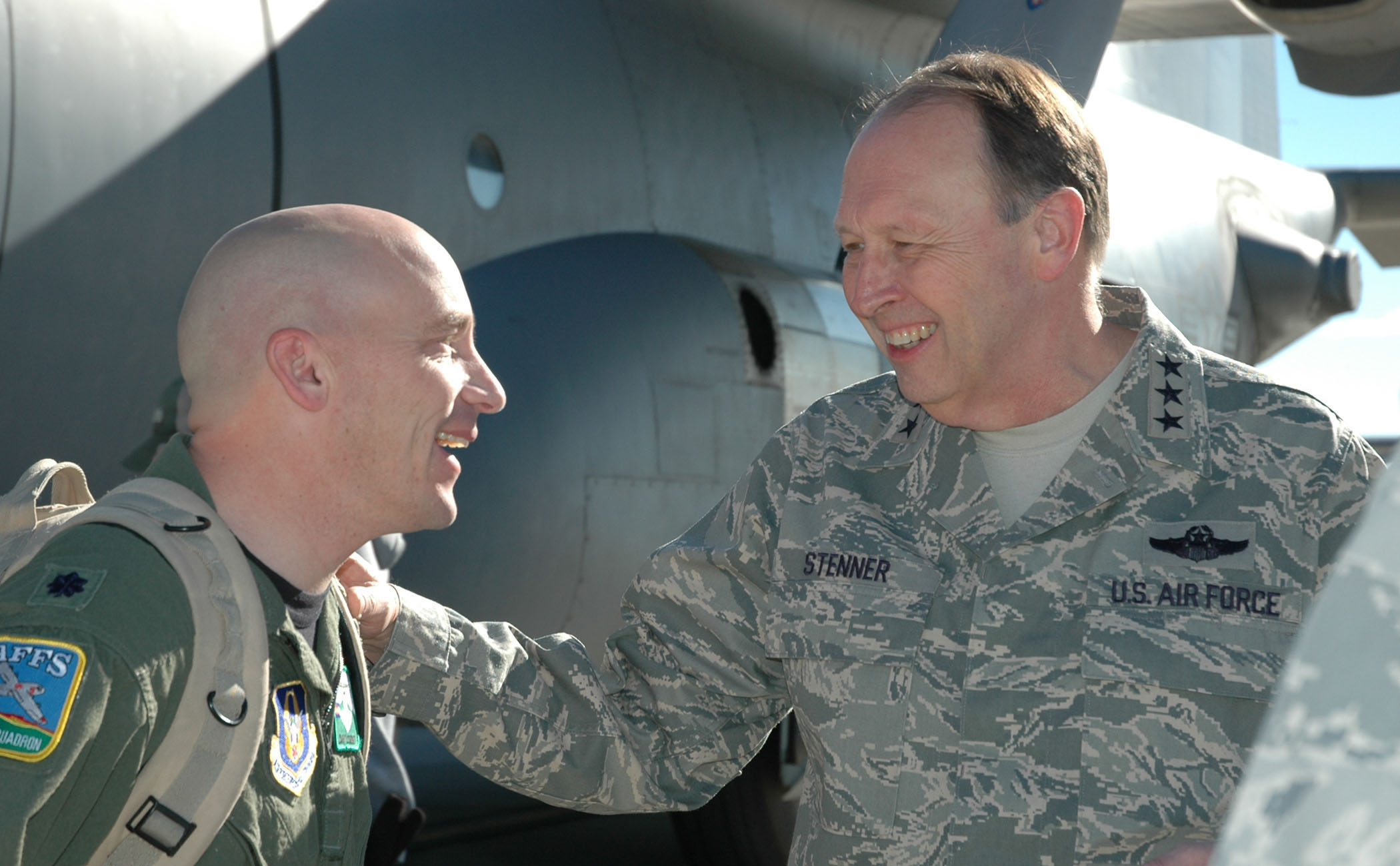 AFRC commander visits unit > Air Force Reserve Command > News Article
