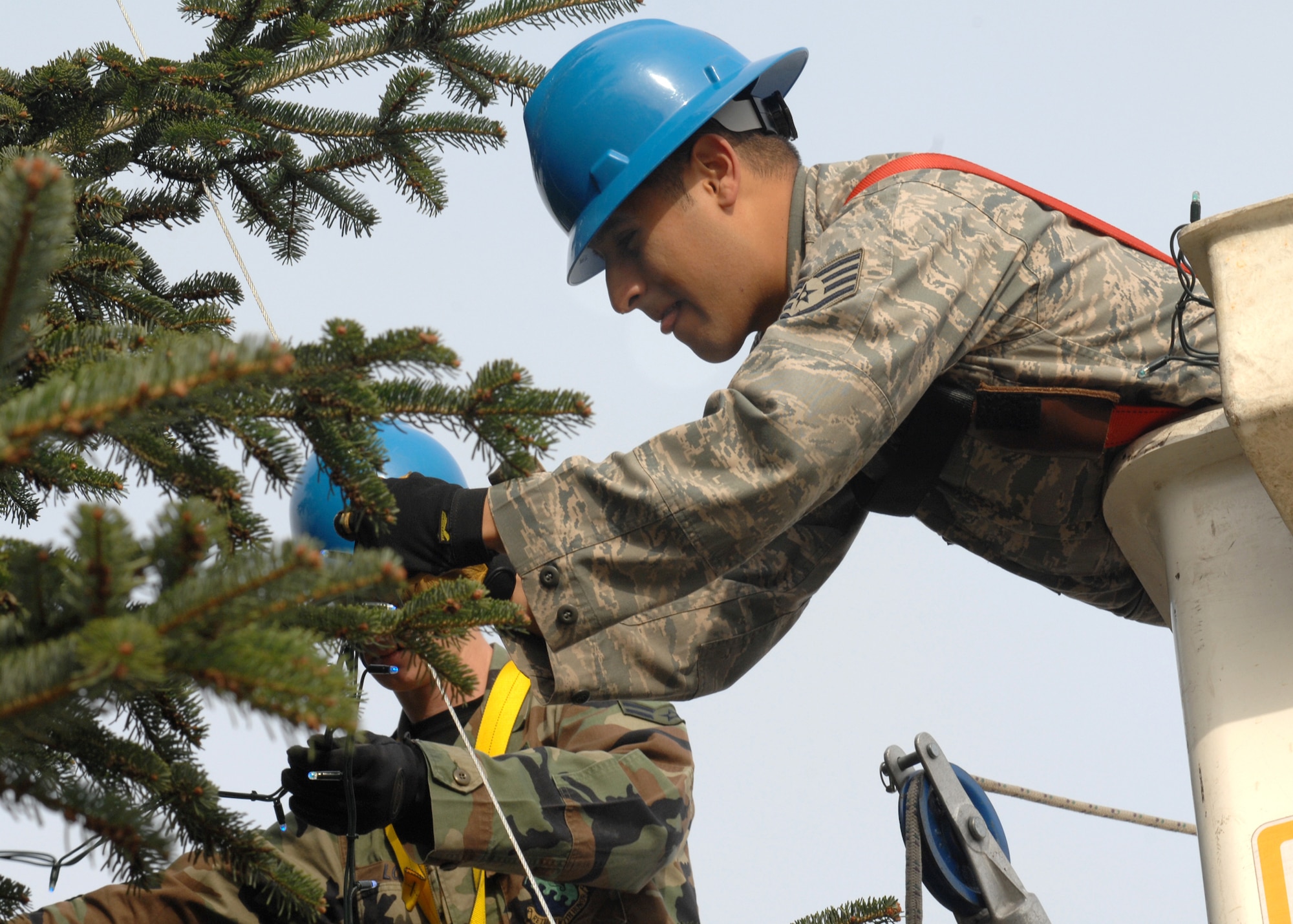 Civil engineers light up the holidays > Aviano Air Base > Display