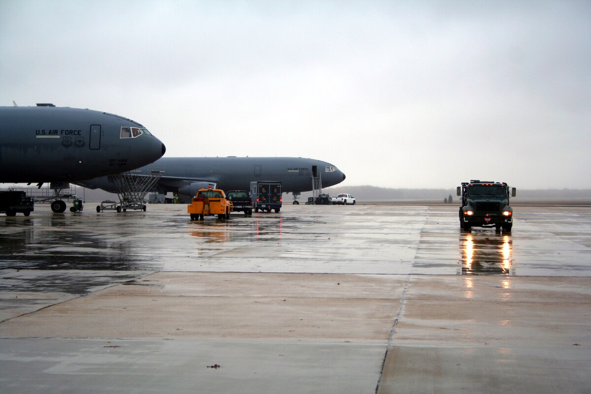 Flightline hustle and bustle > Joint Base McGuire-Dix-Lakehurst ...