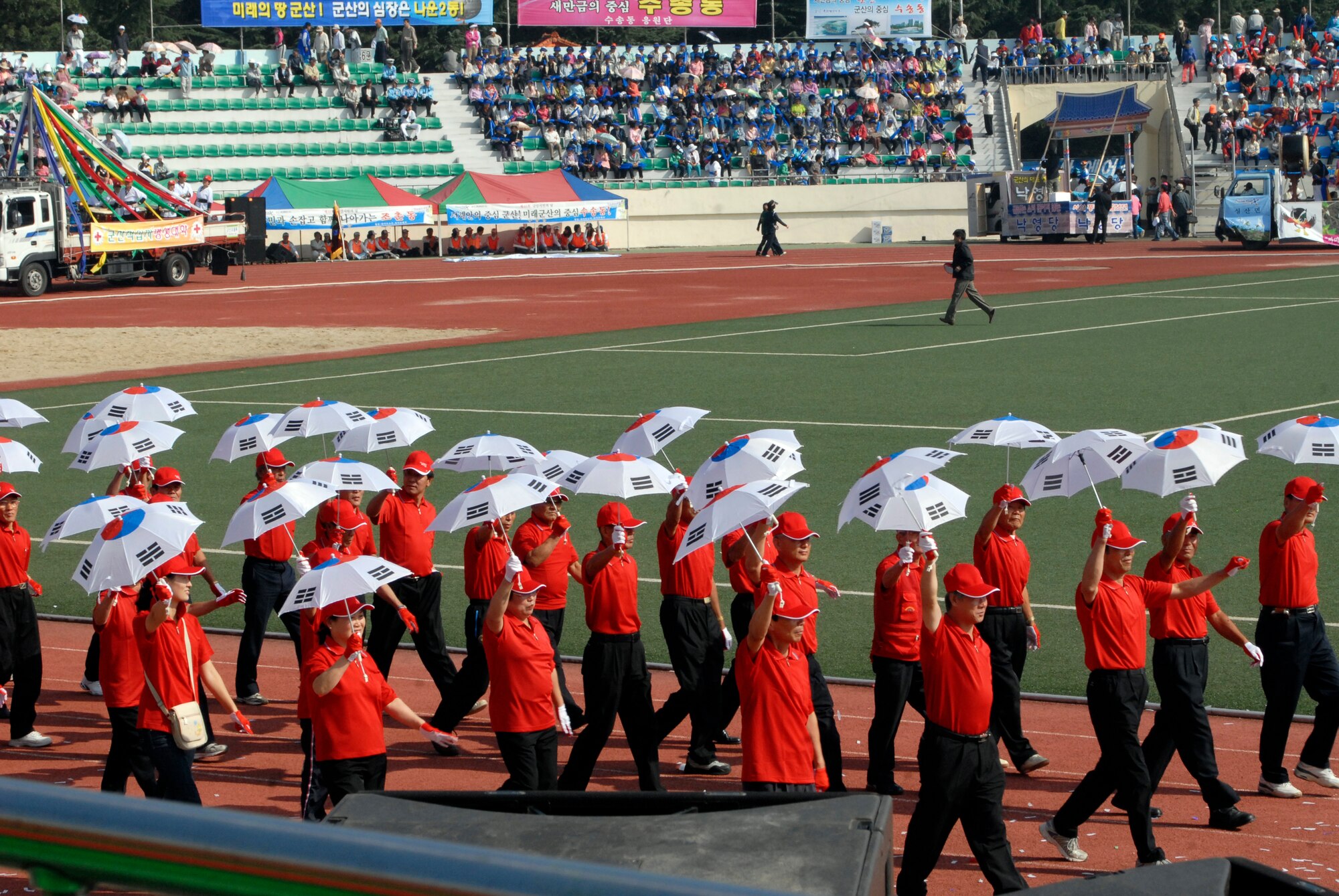 Kunsan Airmen march in citzen parade > Kunsan Air Base > Display