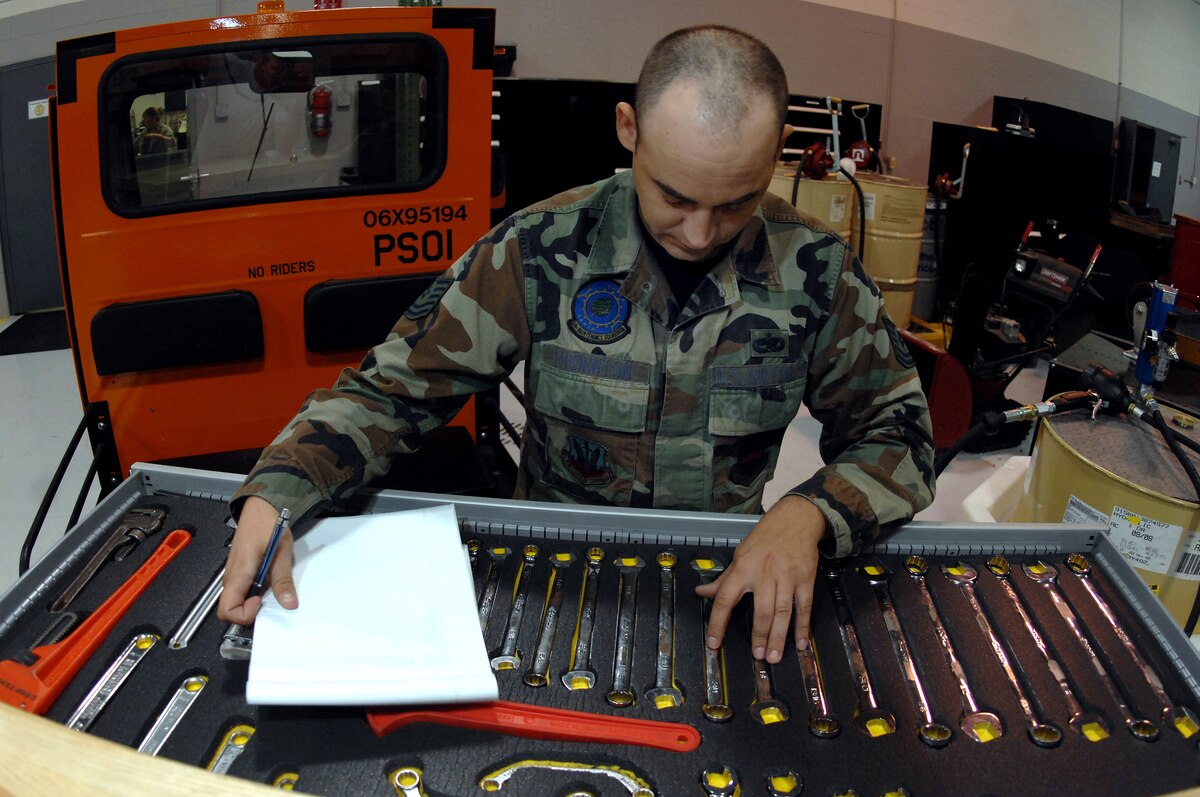 55th MXS Airmen maintain wing aircraft > Offutt Air Force Base ...