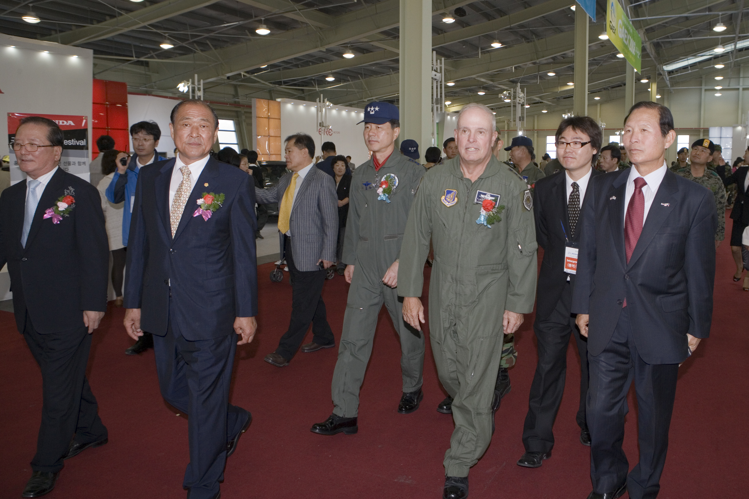 7AF/CC tours auto expo in Gunsan > Seventh Air Force > Article Display