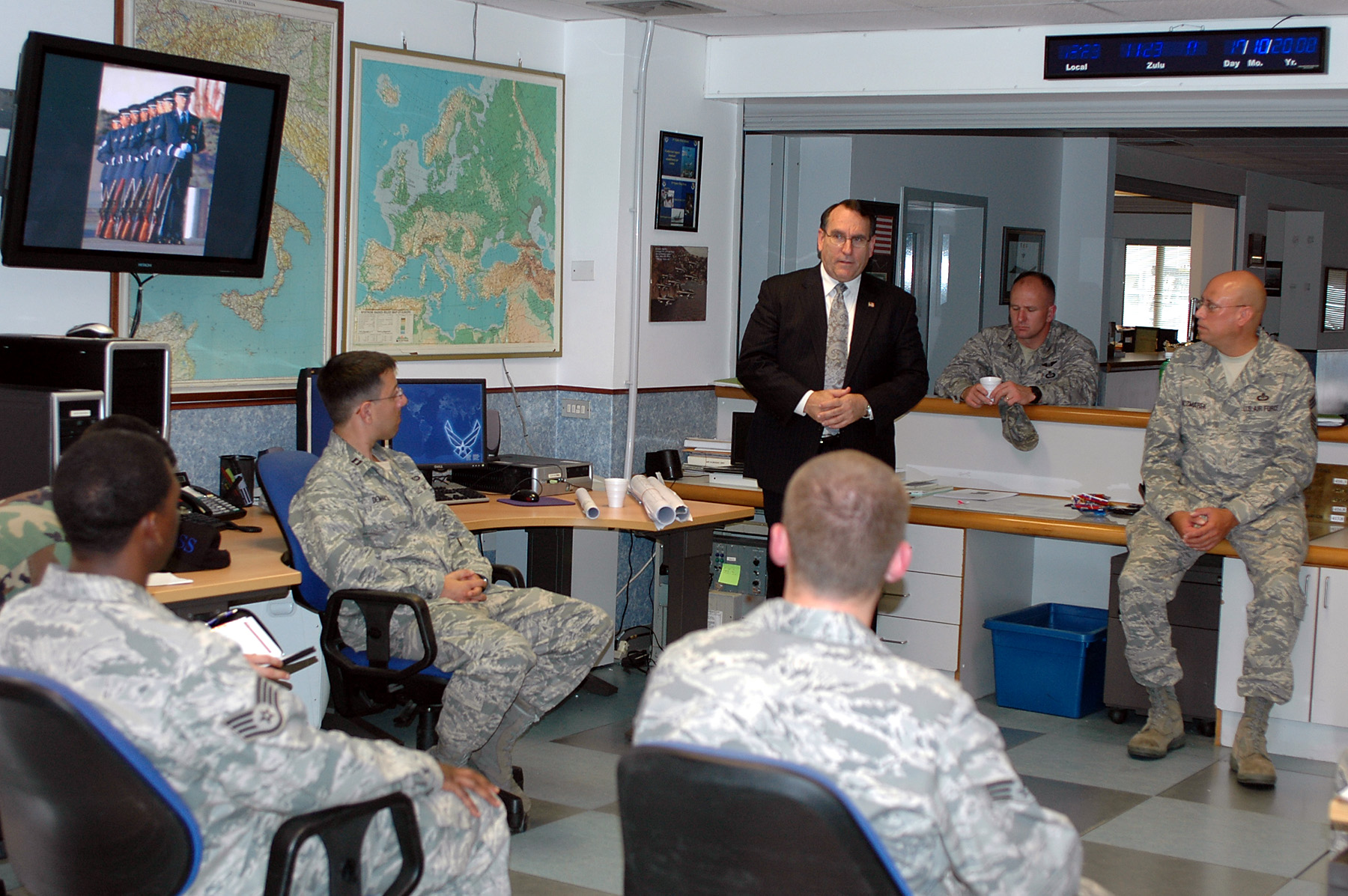 Top AF weathermen visit Aviano forecasters > Aviano Air Base > Display