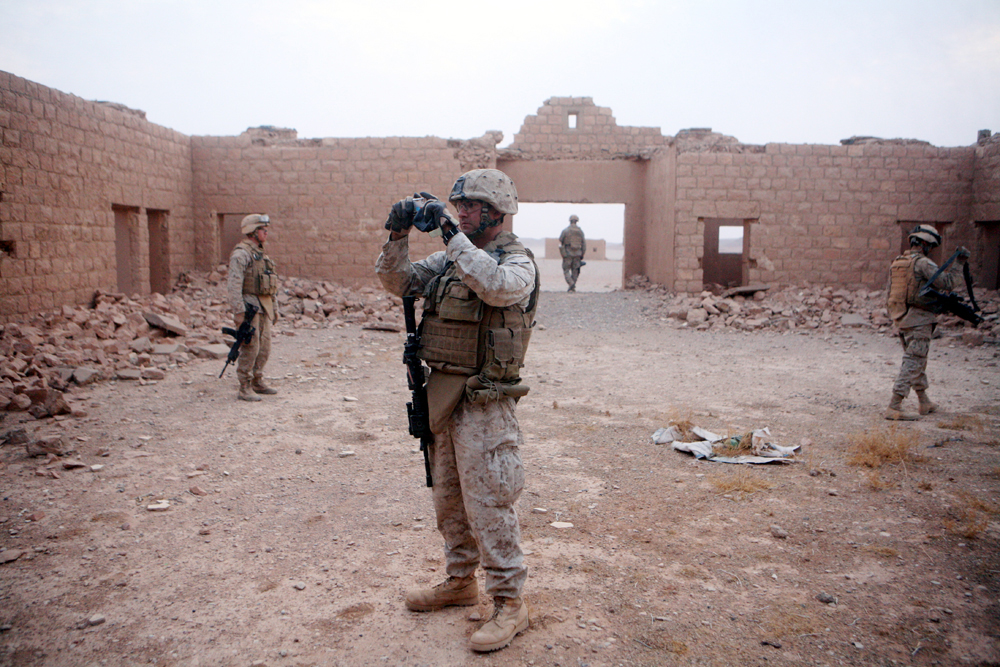 Marines continue desert search for insurgents > 1st Marine Division ...