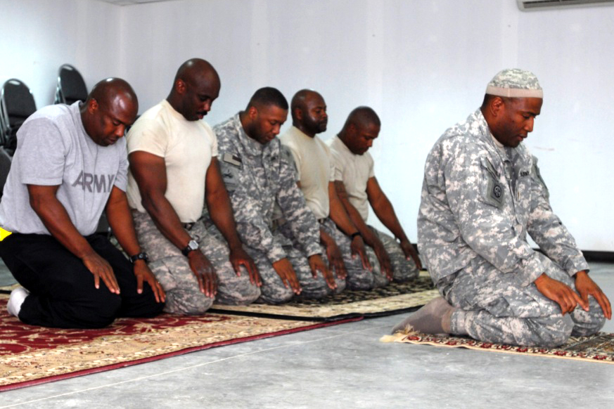 Army Chaplain (Maj.) Ibraheem Raheem leads Muslim soldiers in prayers ...