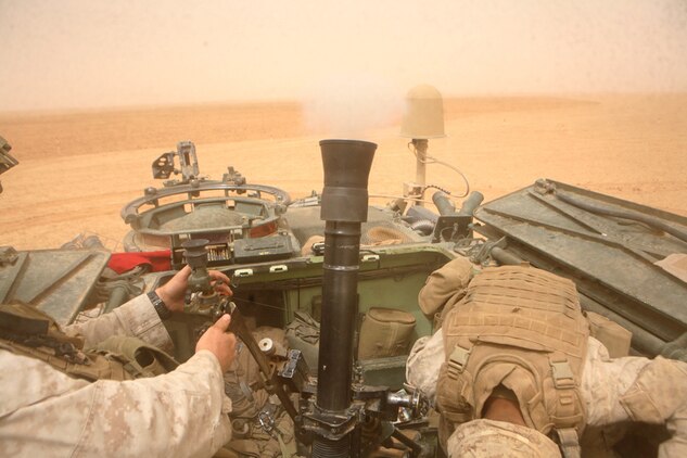 Light armored recon trains with mortars in Anbar > 1st Marine Division ...