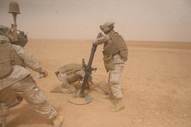 Light armored recon trains with mortars in Anbar > 1st Marine Division ...