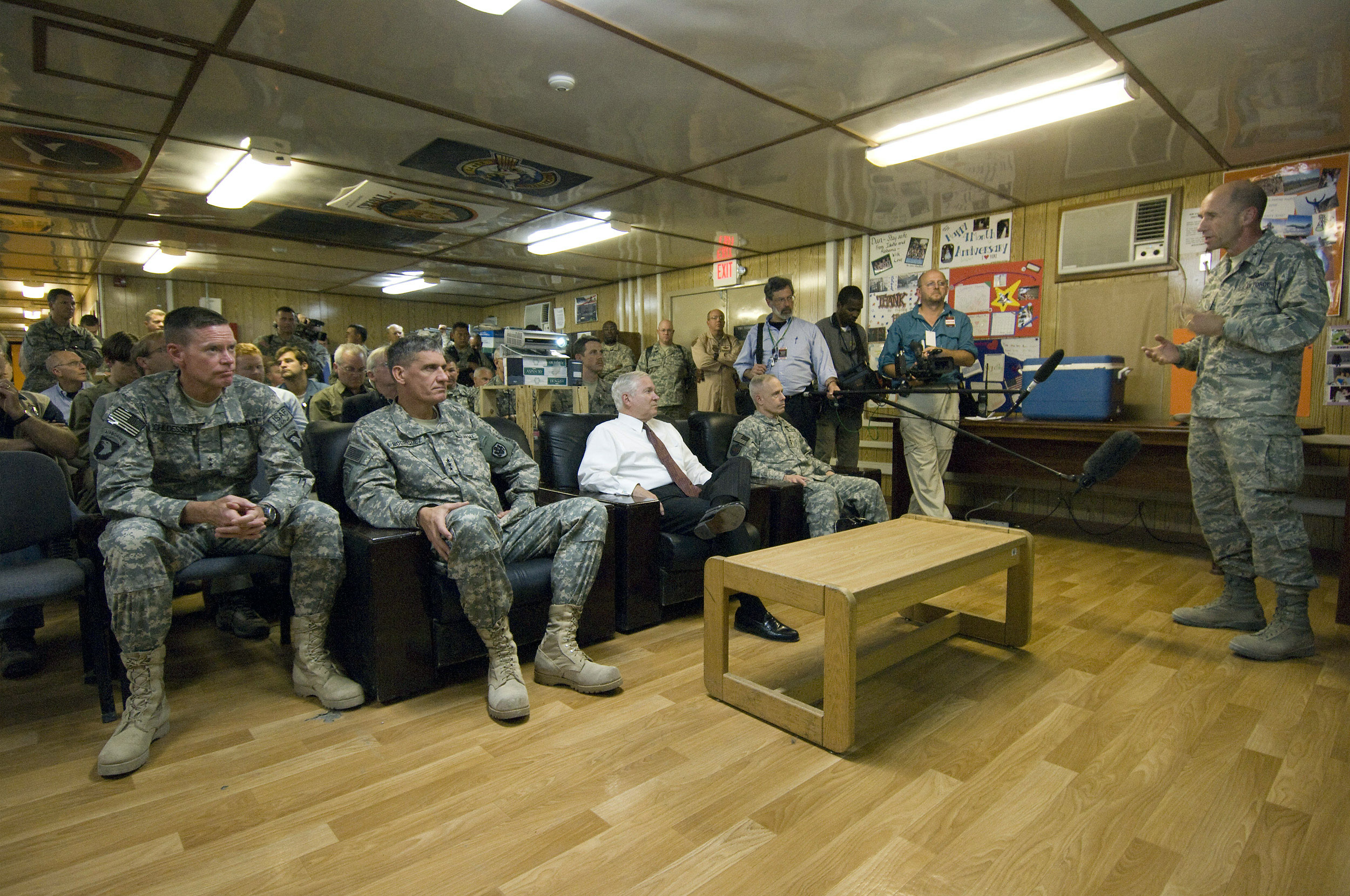 Secretary Gates examines close-air support at Bagram > Air Force ...