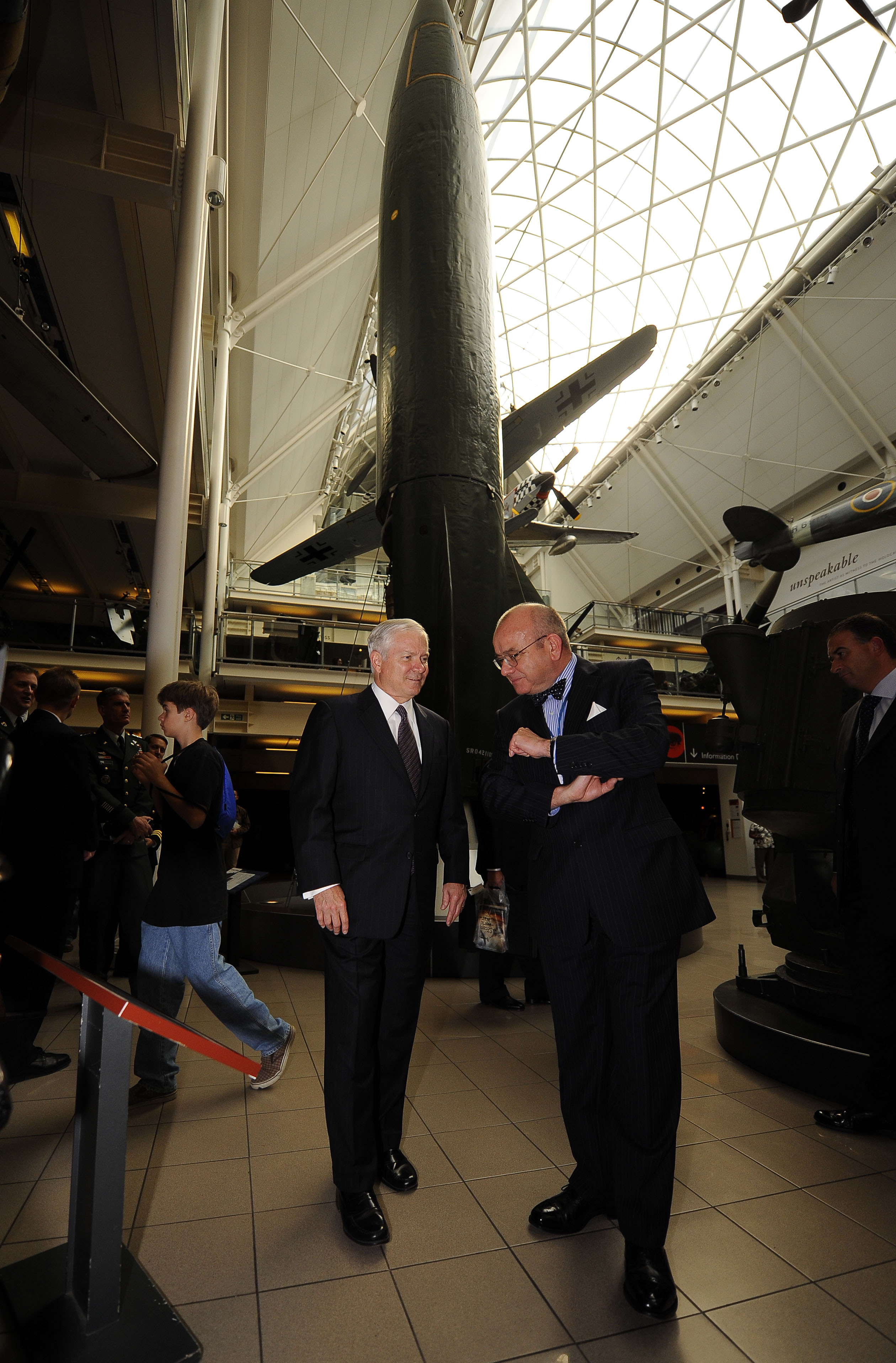 U.S. Defense Secretary Robert M. Gates talks with Terry Charman ...