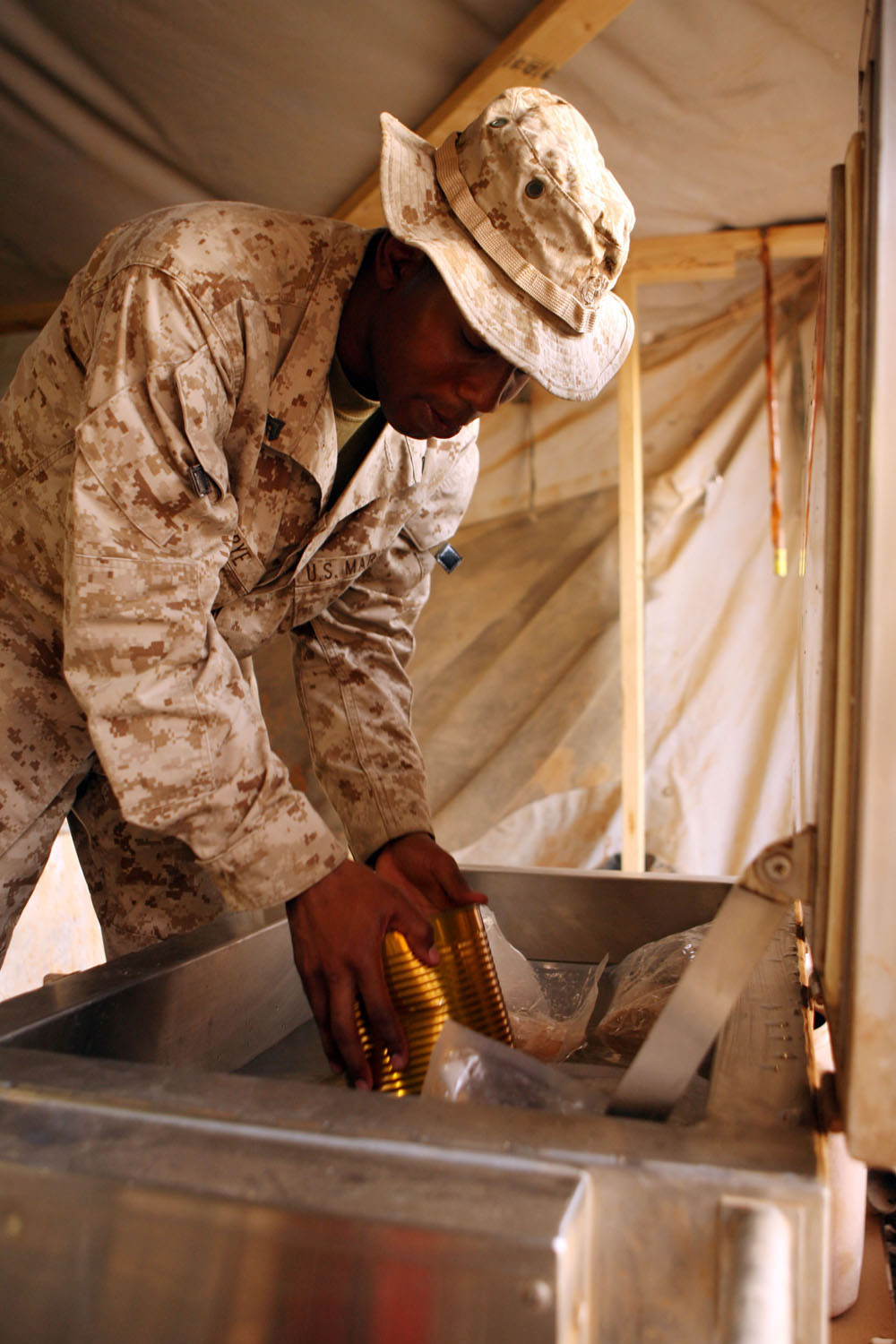 Field Mess Marines Keep Morale High > 1st Marine Division > Featured News